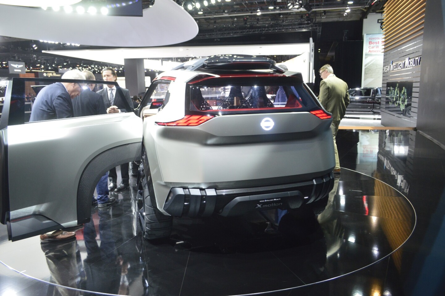 Nissan XMotion concept SUV makes bold and powerful slide into Detroit