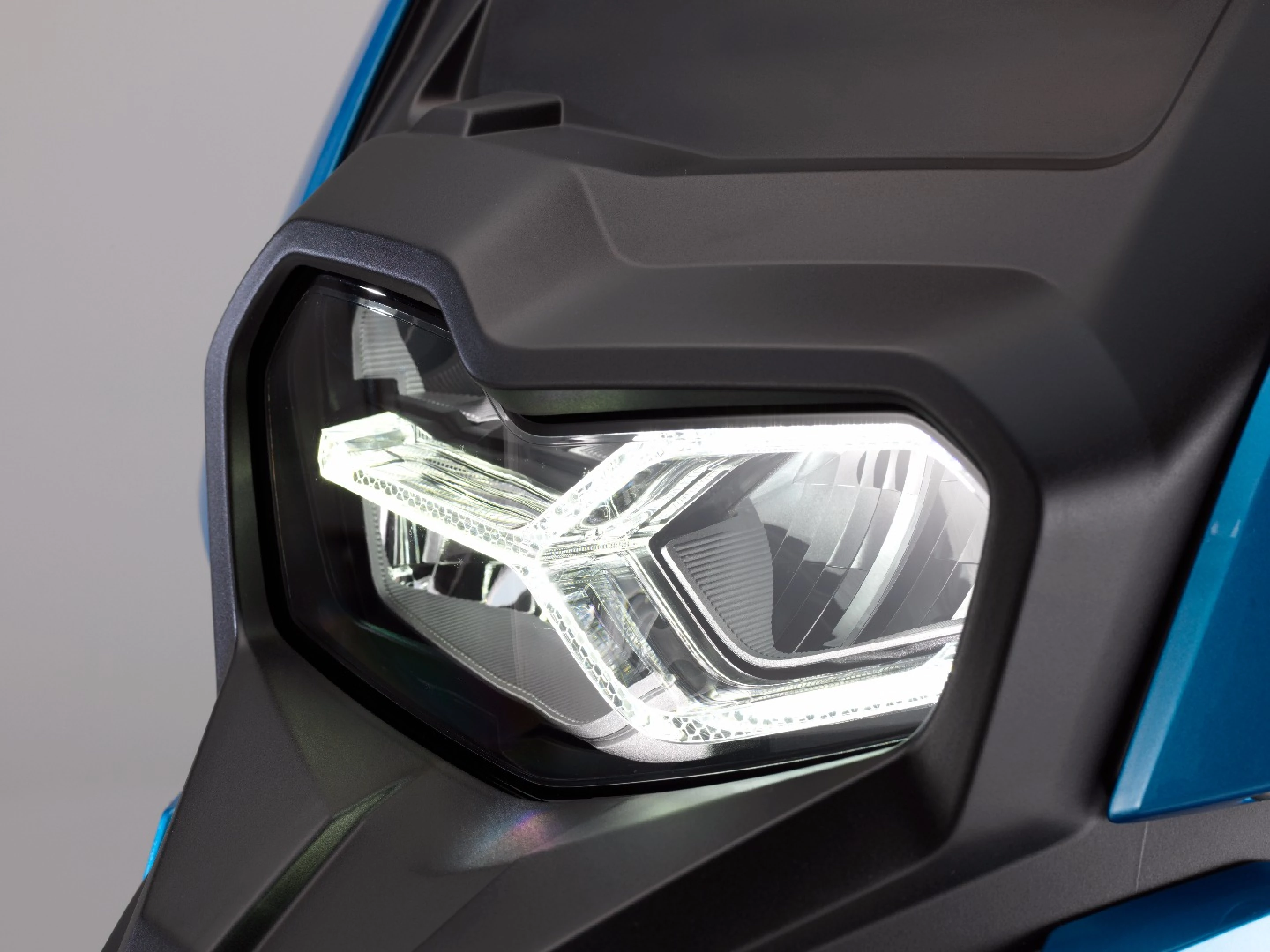 BMW’s new mid-size scooter, the C400X