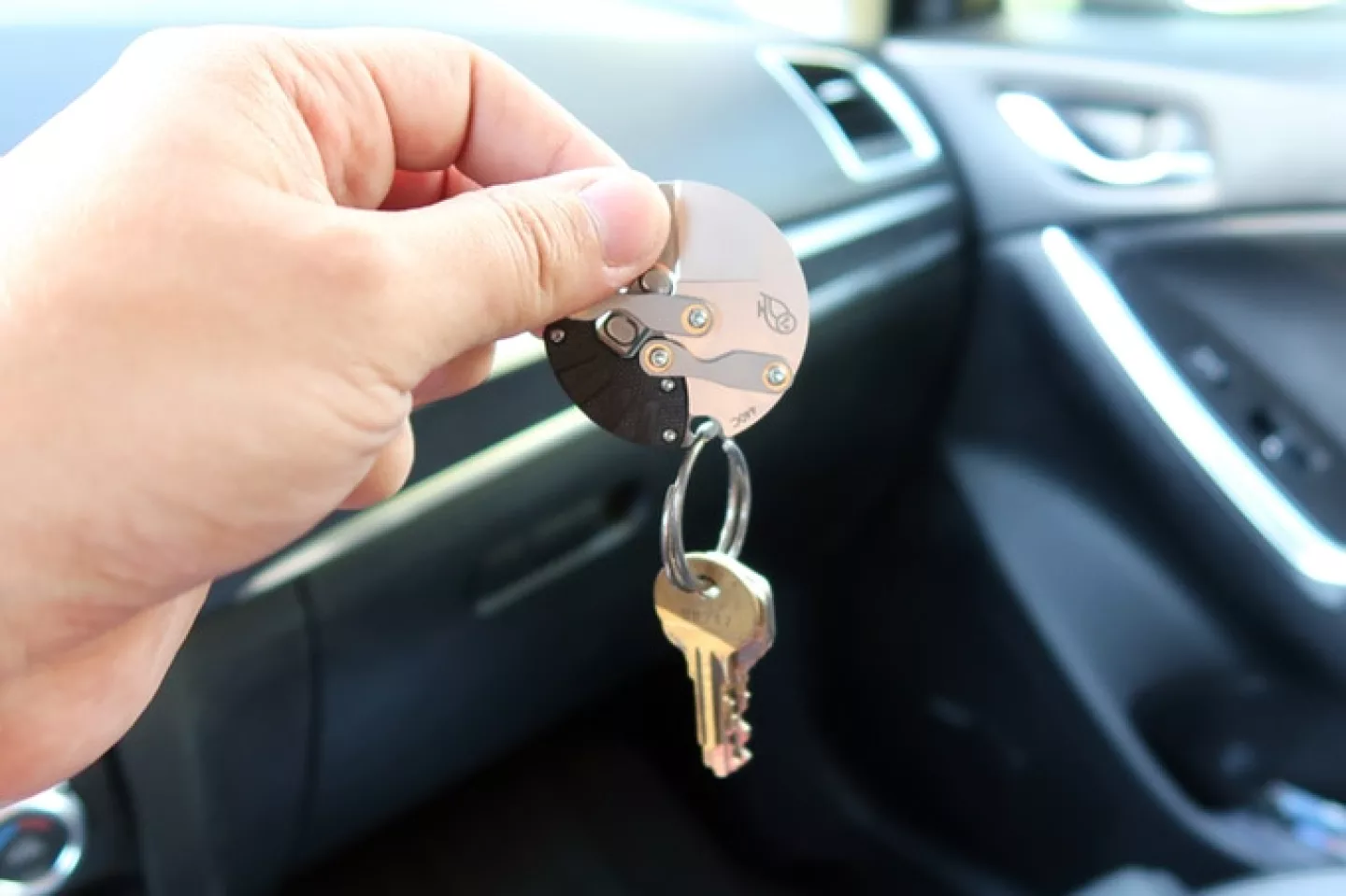Coin-shaped pocket knife snaps into action