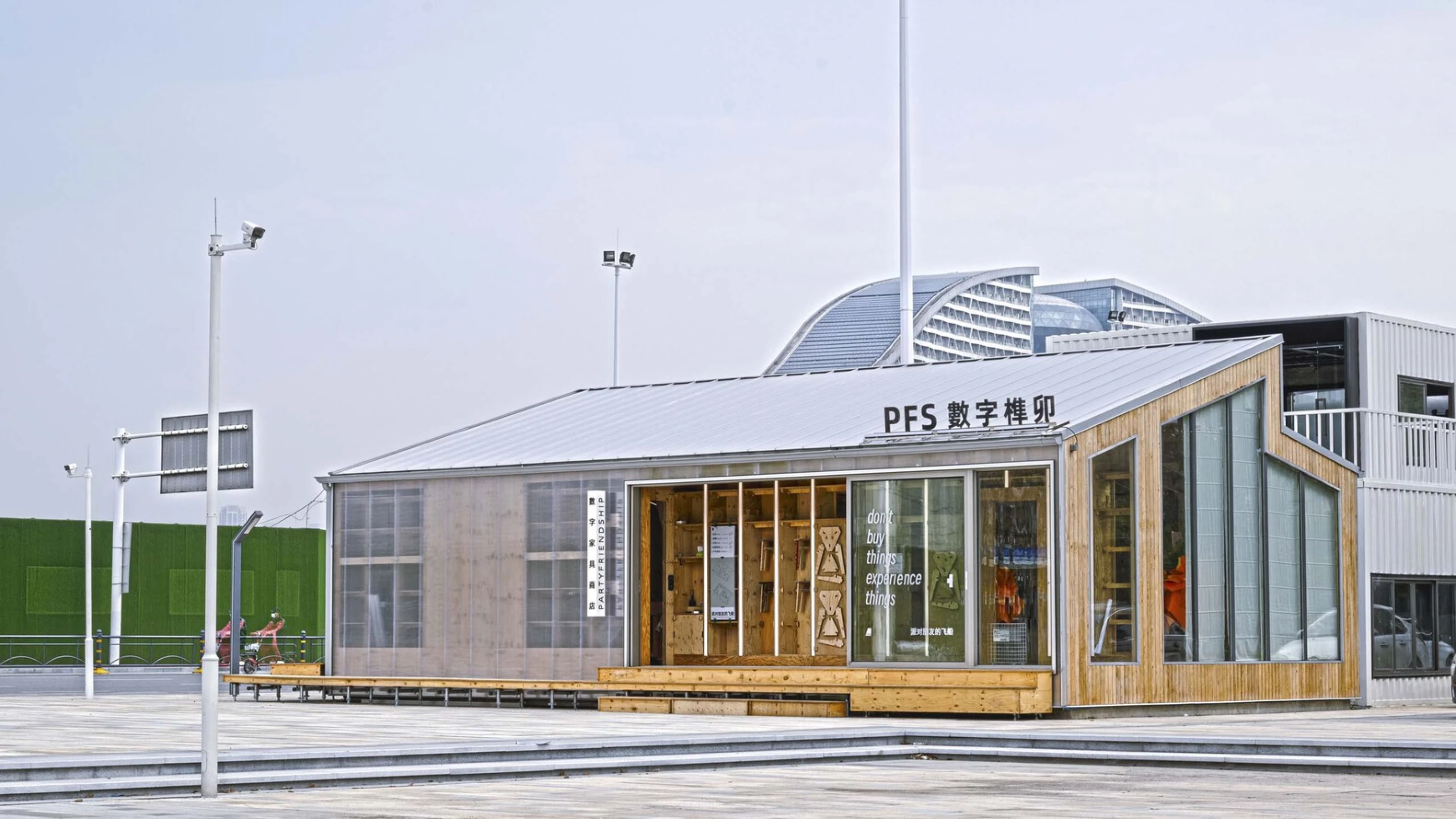 Precision in panel form: Constructing a furniture store from 386 pieces