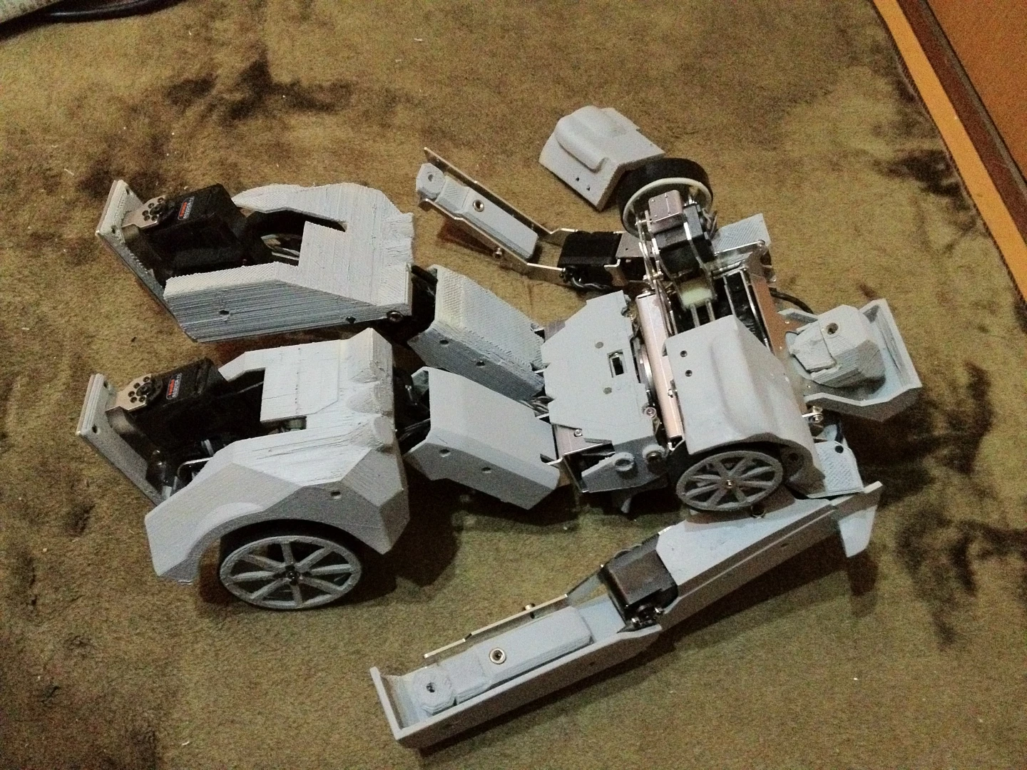 Japanese hobbyists amaze with latest robot creations