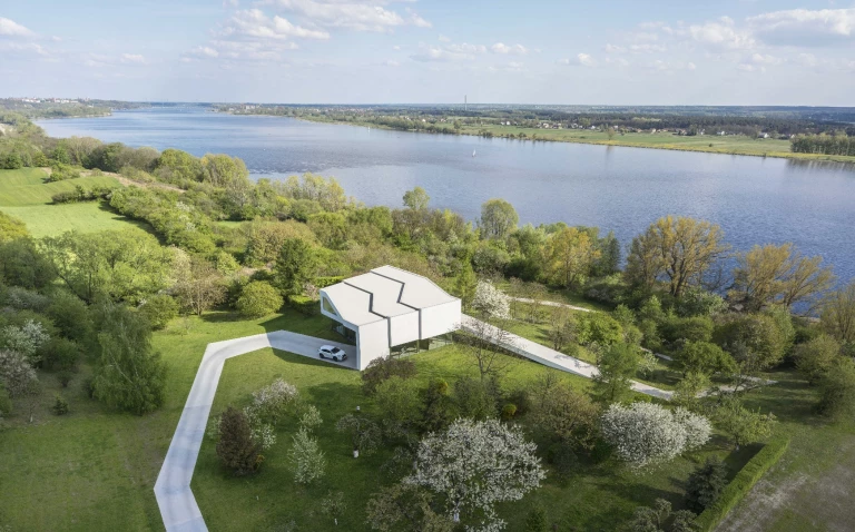 Remarkable By The Way House wraps its residents in a looping driveway
