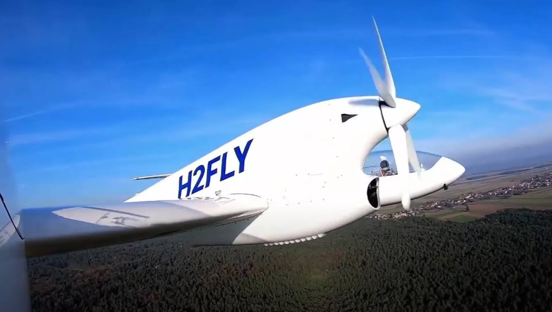 Hydrogen-electric HY4 passenger aircraft sets altitude record