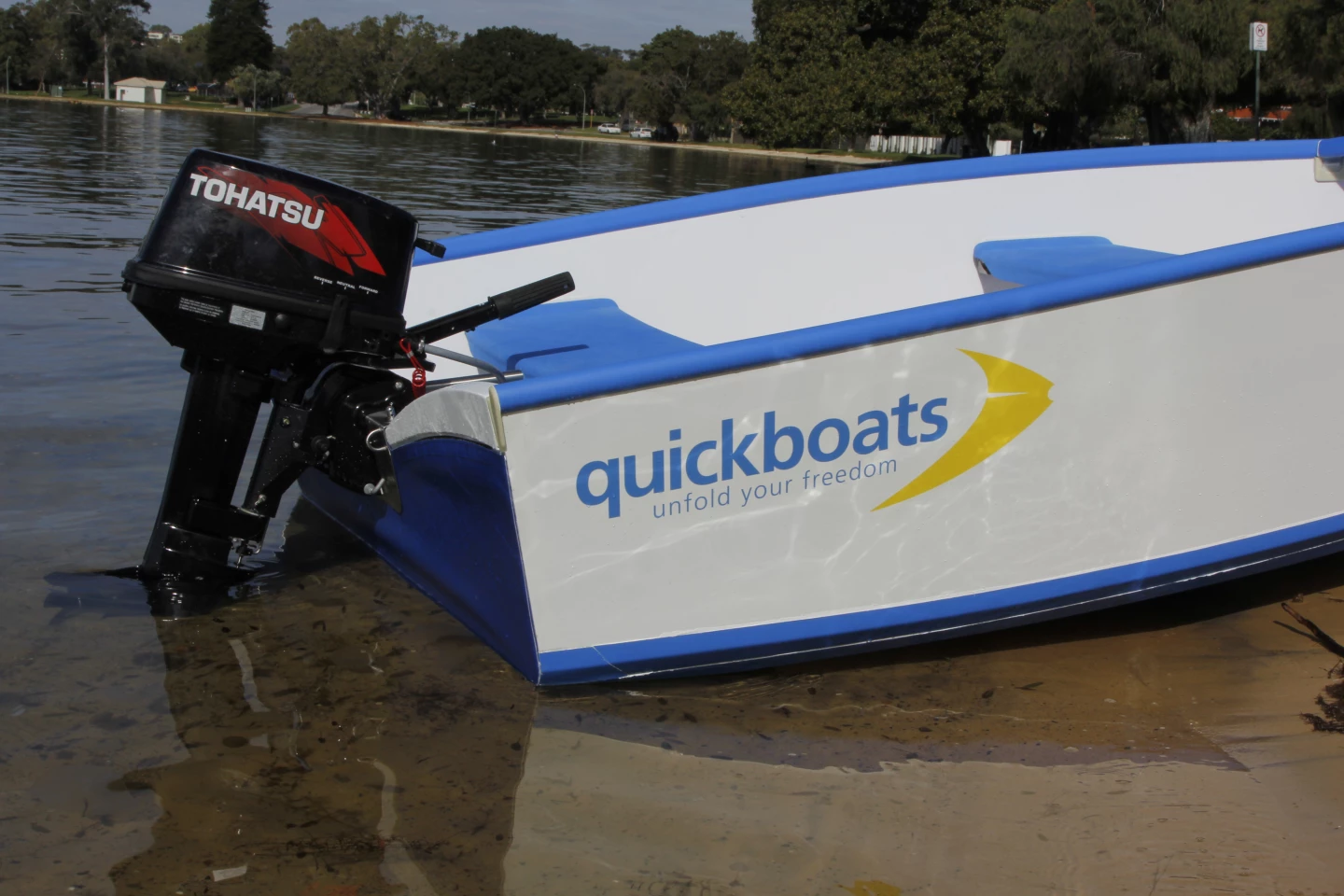 Quickboat foldable boat: From roof rack to water in 60 seconds