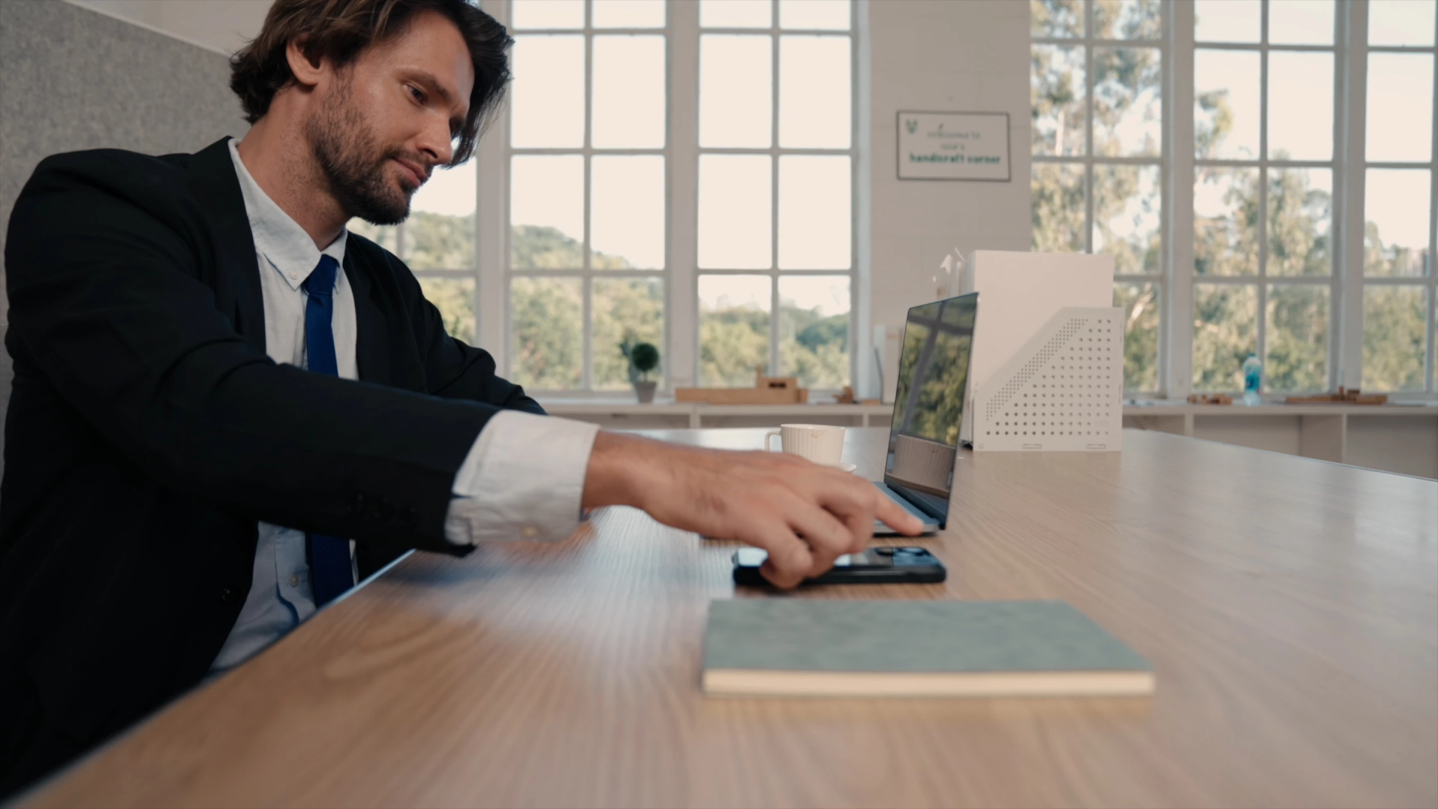 AI E Ink case adds a second display to your iPhone
