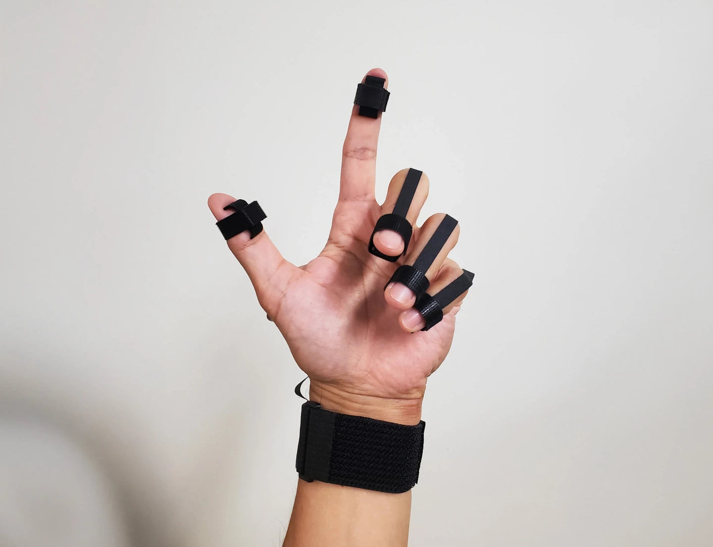Tiny wearable for VR feels lifelike when touching things