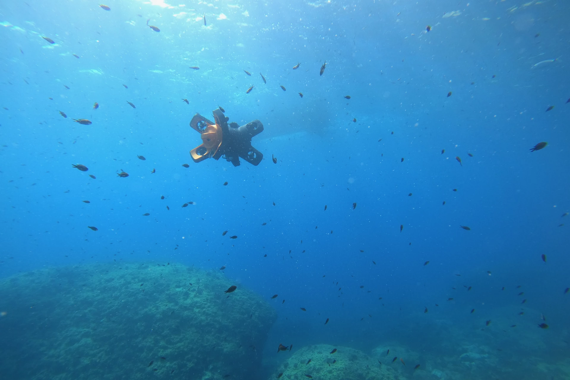 Hybrid underwater robot takes aim at scuba-diving tasks