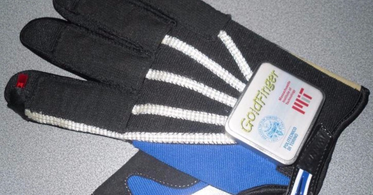 Goldfinger smart glove gets power from finger movements