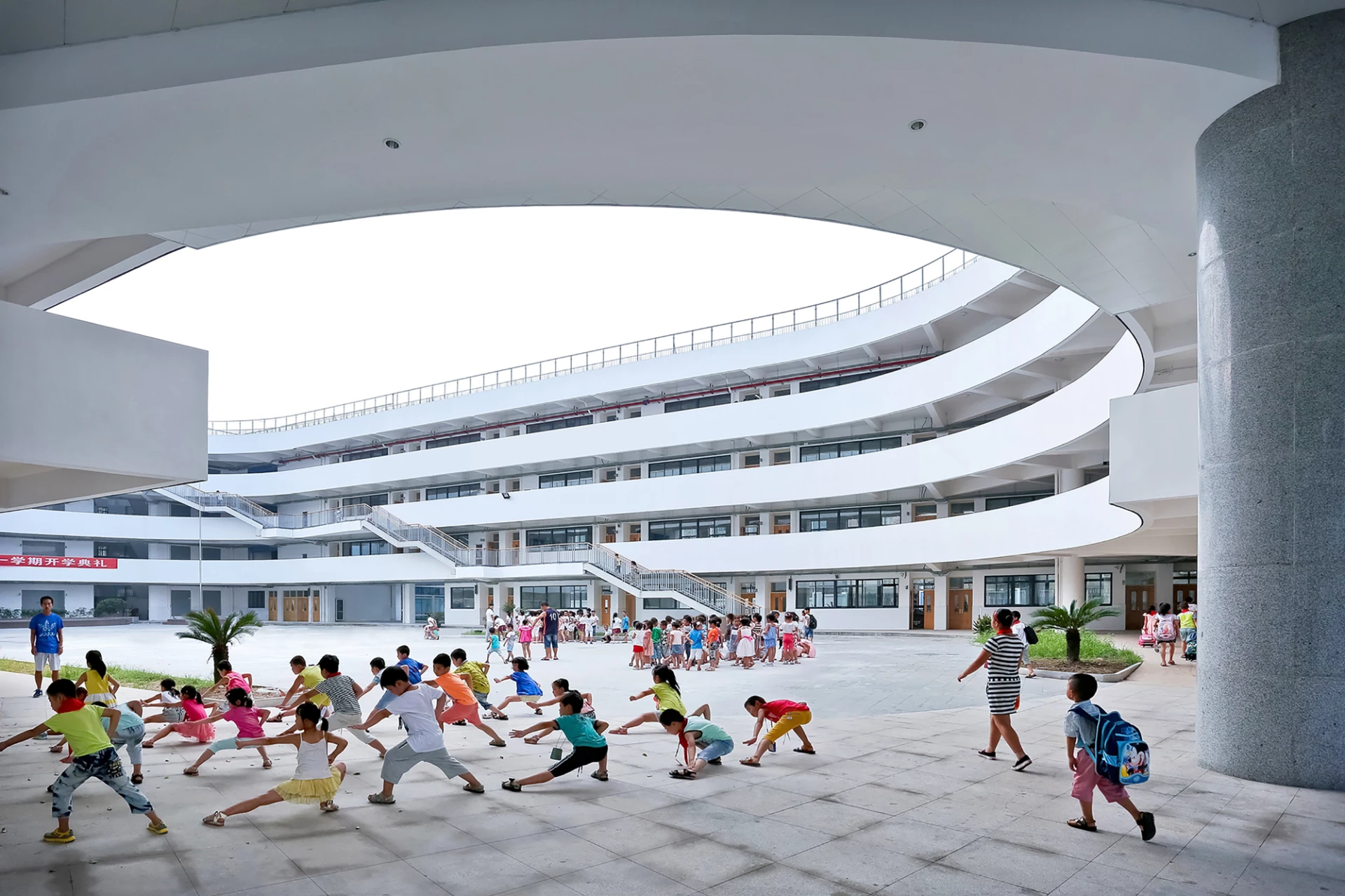 Elementary school in China builds a rooftop running track