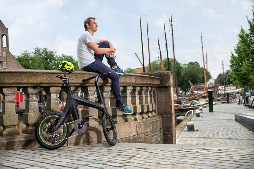 Compact, claw-like carbon bike keeps things minimal, on road and off