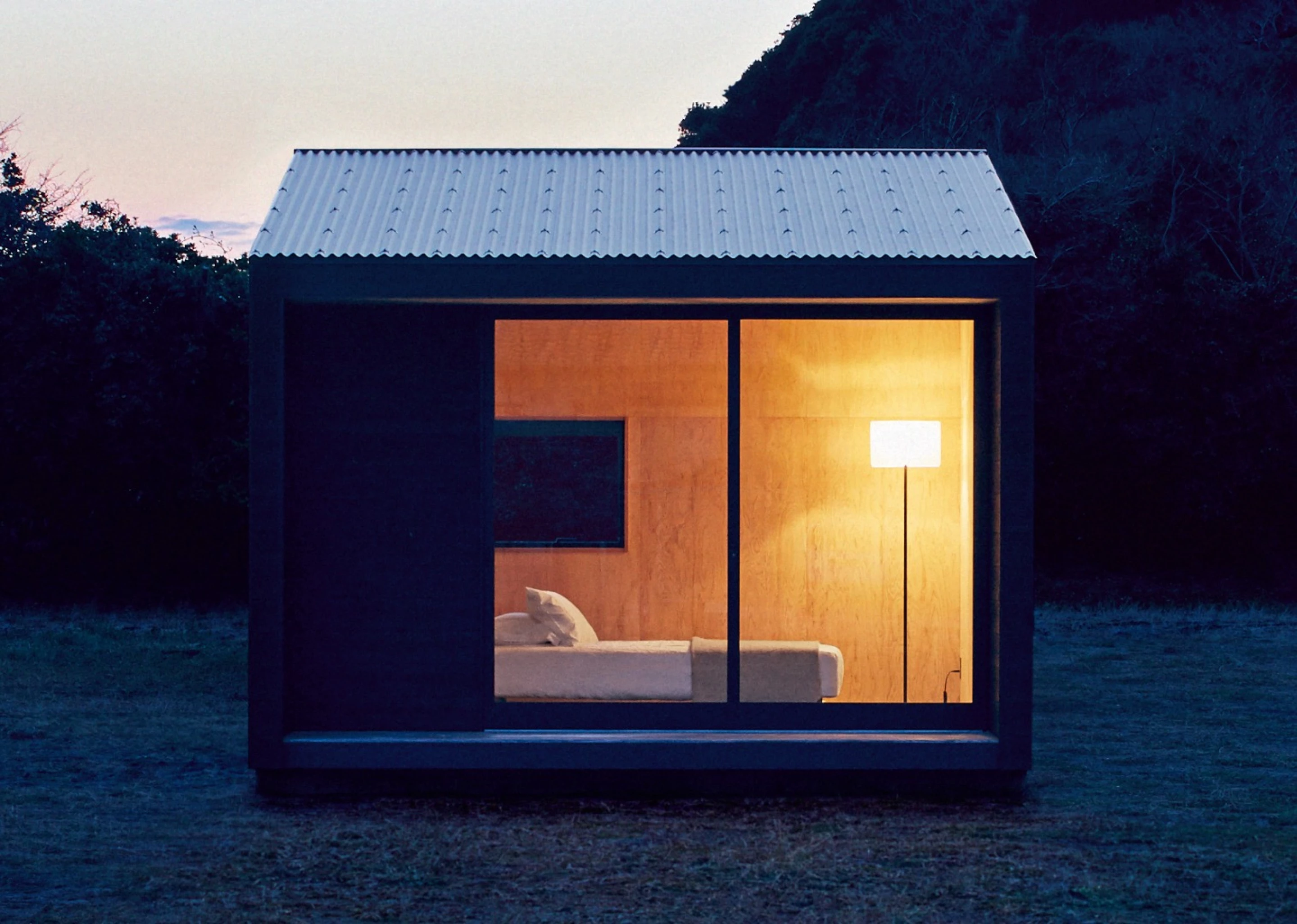 Tiny minimalist hut goes back to basics