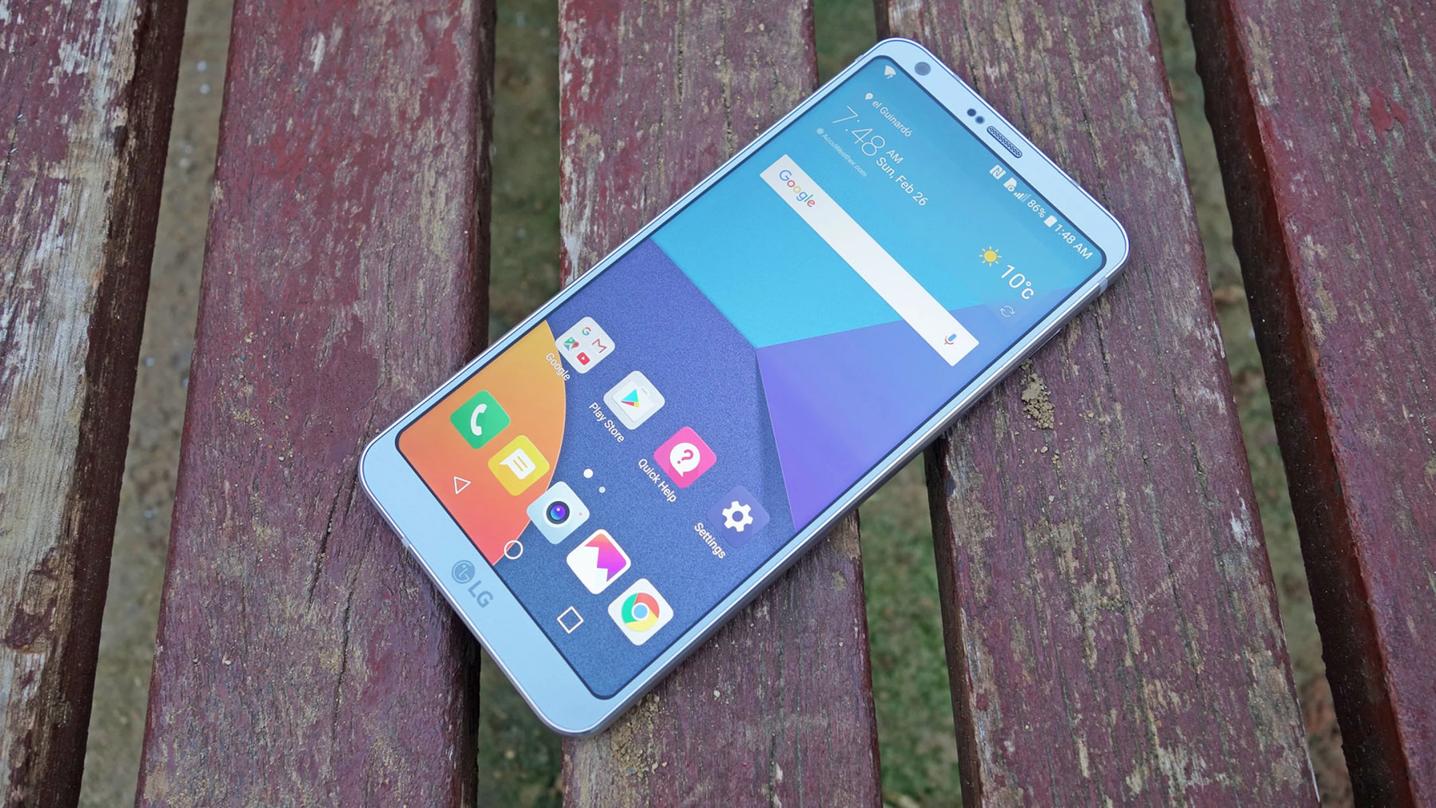 LG G6 hands-on: Goodbye bezels, hello Google Assistant