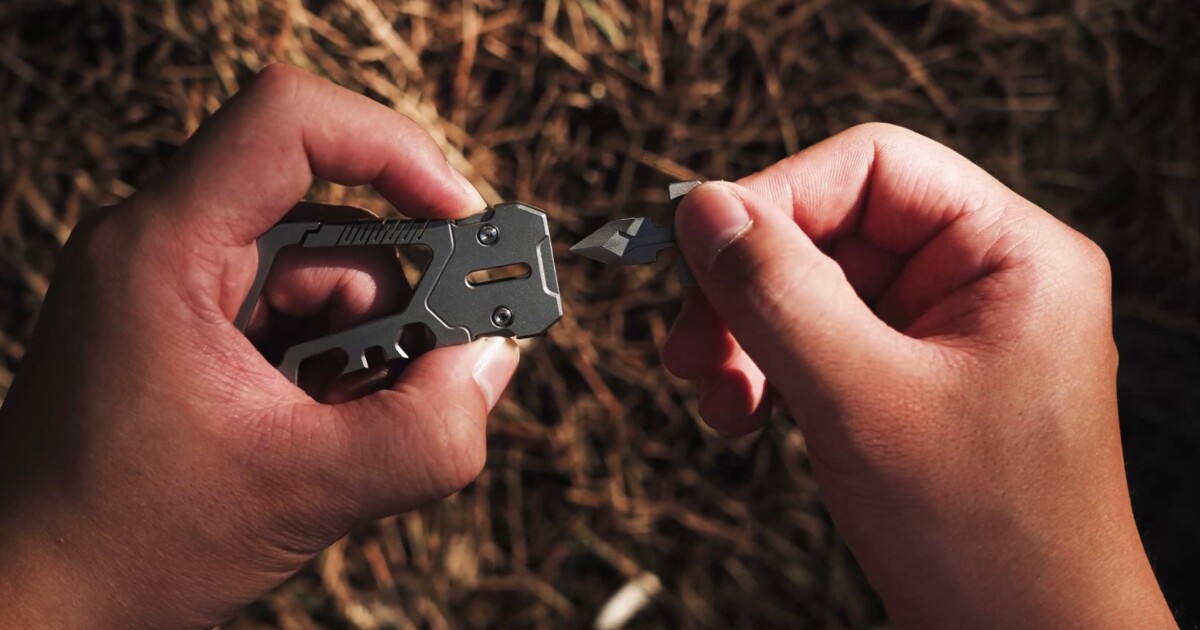 Titanium KeySnap combines a carabiner, keychain and blade
