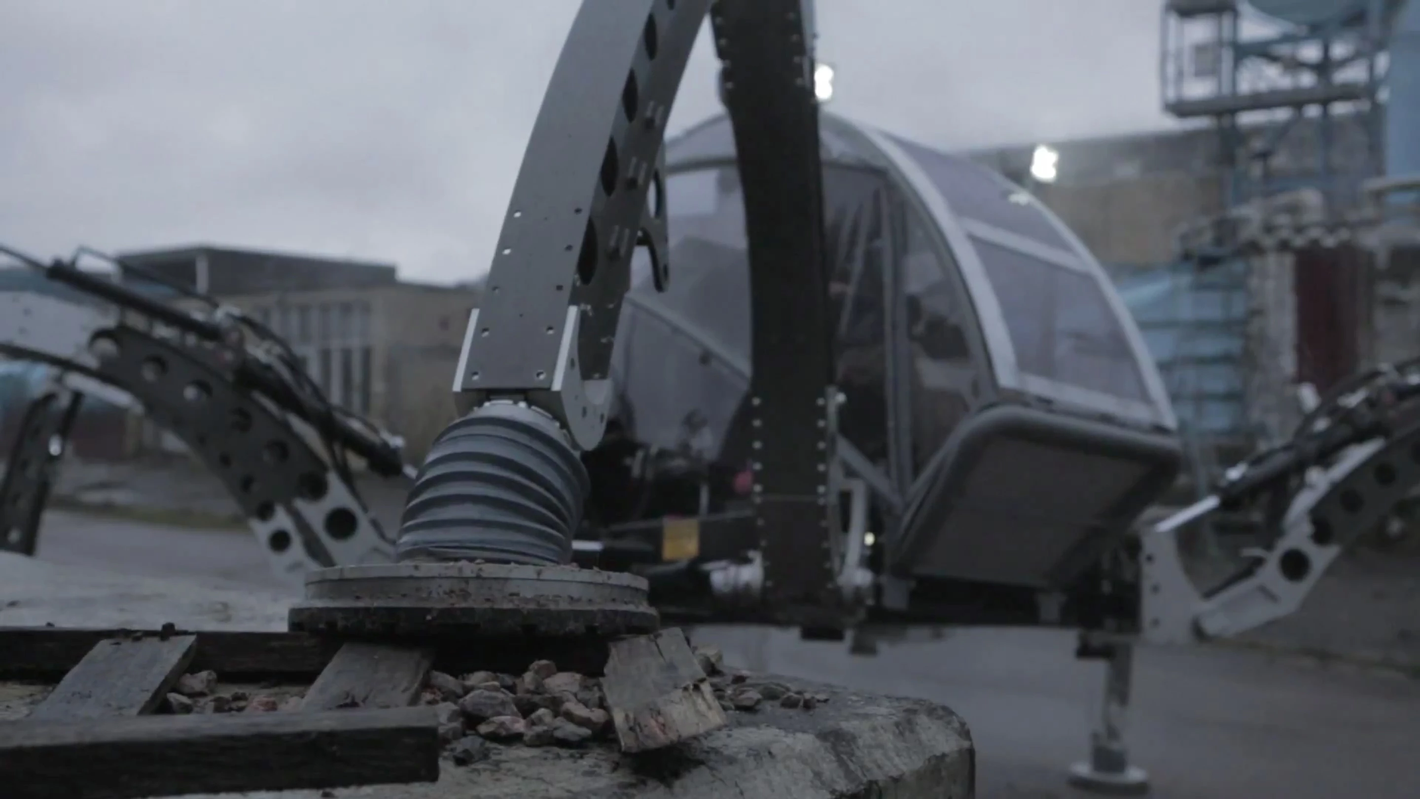 Mantis – a two ton turbo diesel hexapod you can drive