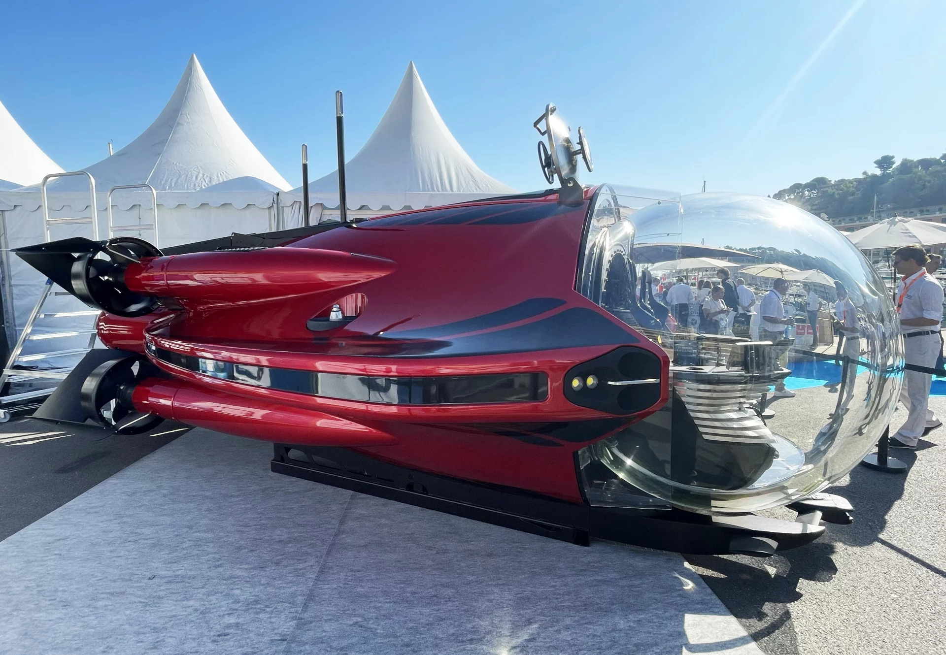 Triple-speed personal submarine steers nimbly through subaquatic world
