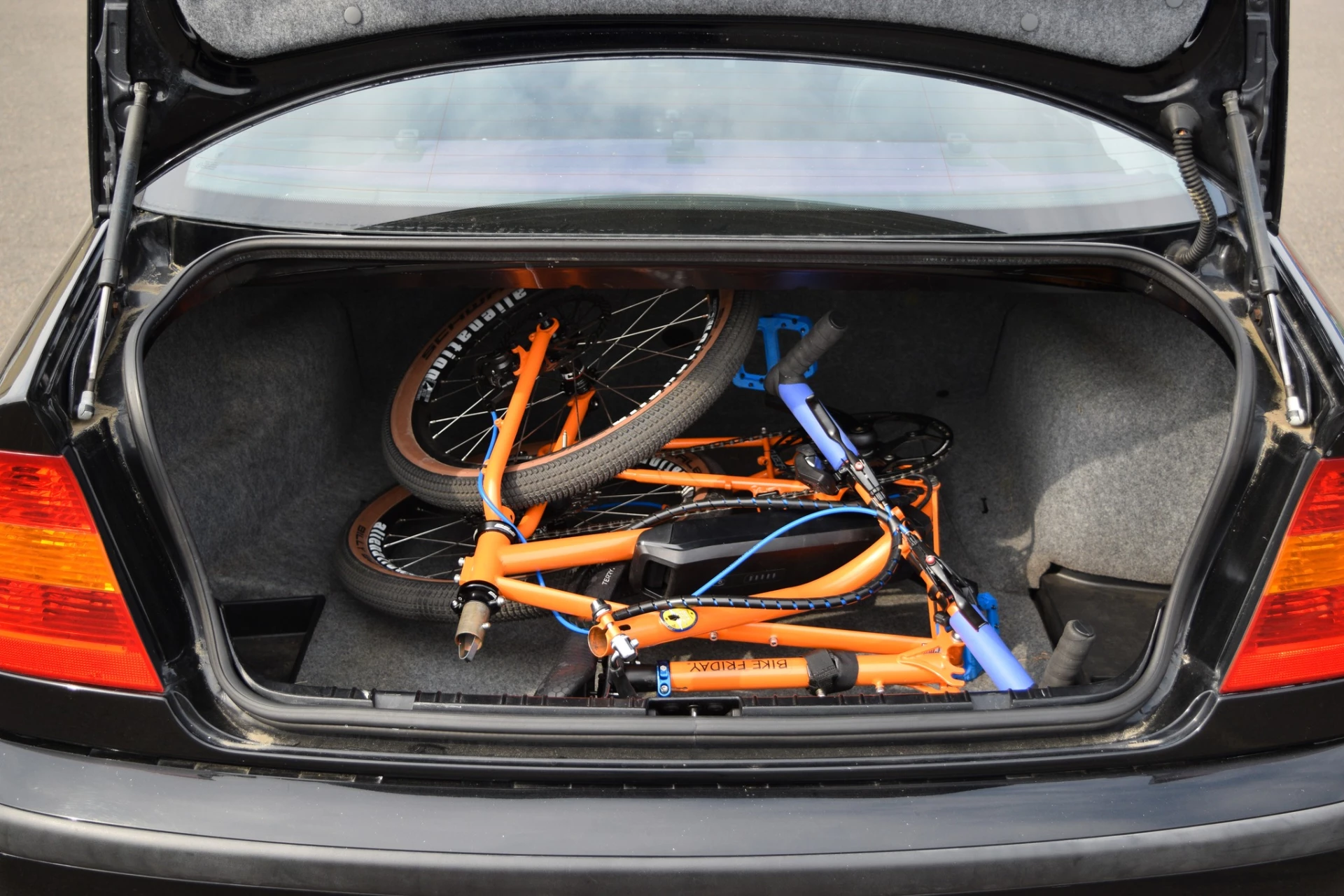 Unique Vapor Propulsion mid-motor ebike setup folds to suitcase size