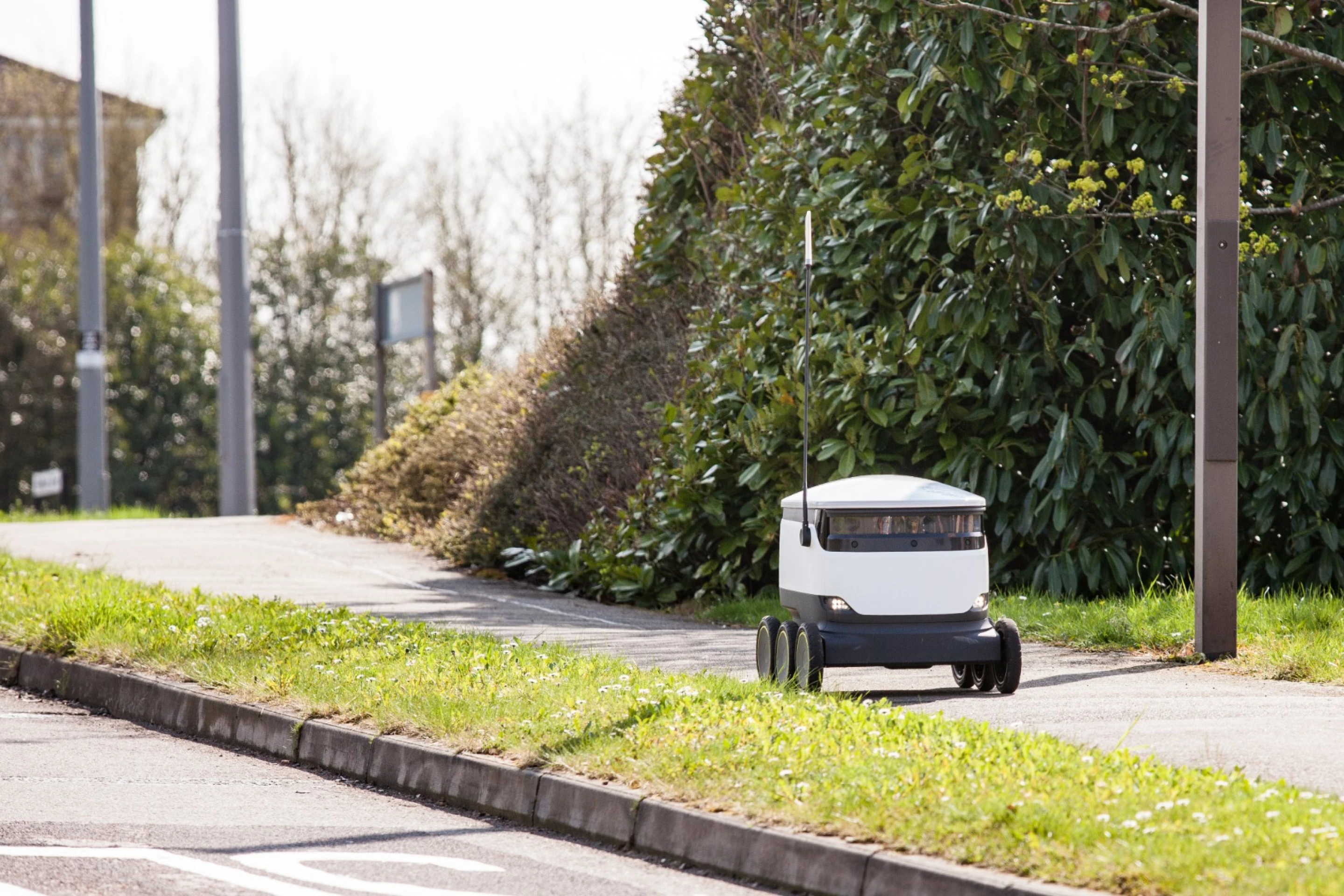 Starship's autonomous food-toting robots begin $2 deliveries for hungry ...