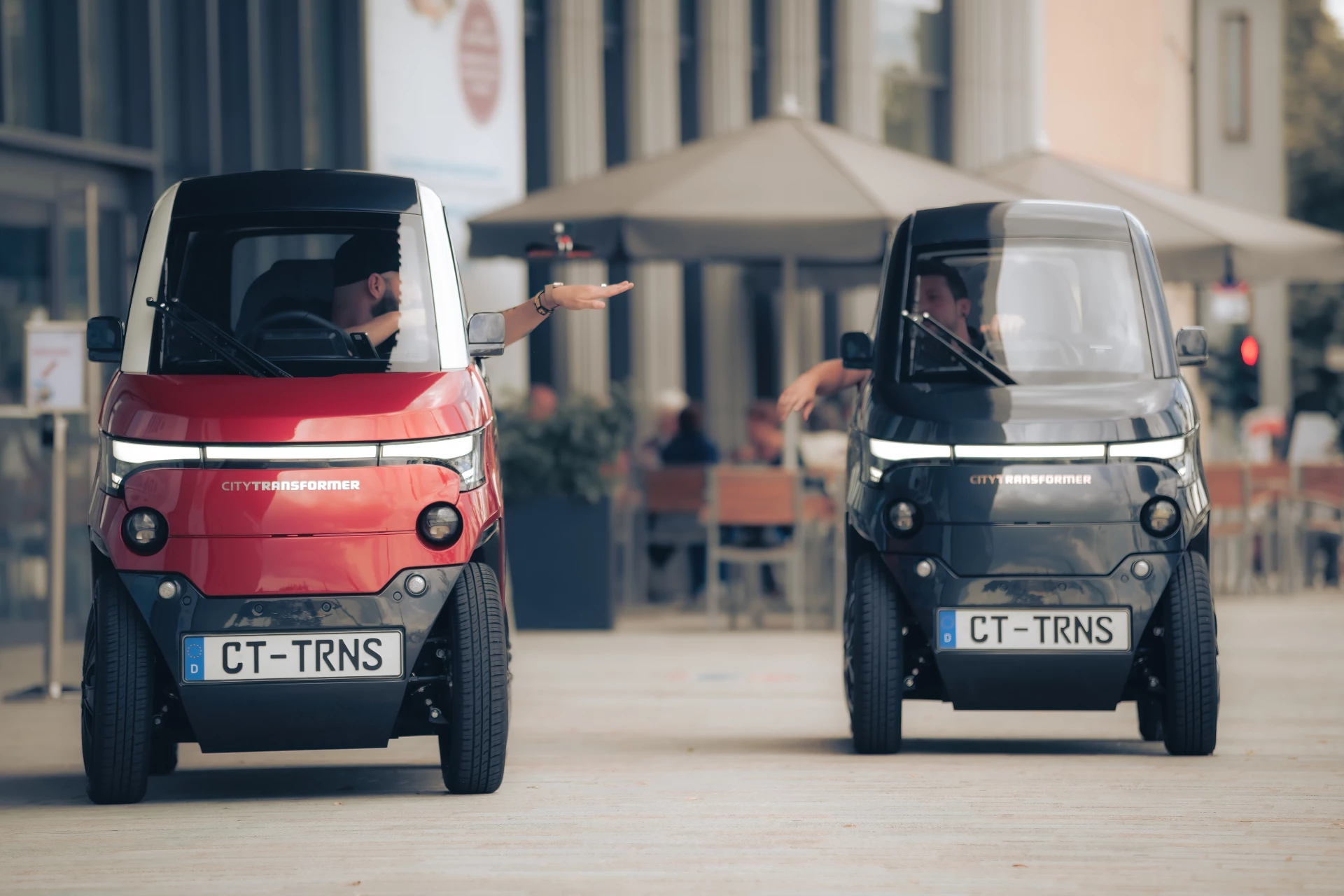 Electric microcar shape-shifts for moto maneuvering, car stability