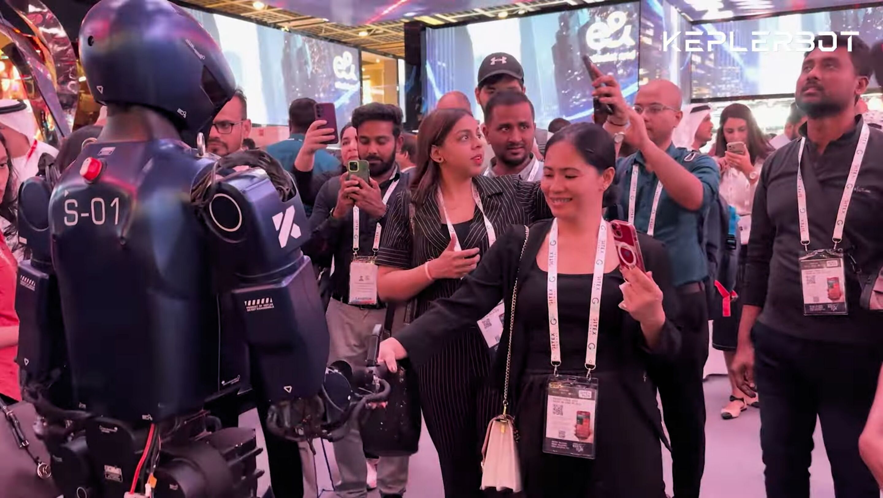 Forerunner K2 humanoid robot can carry 33 lb in each dexterous hand