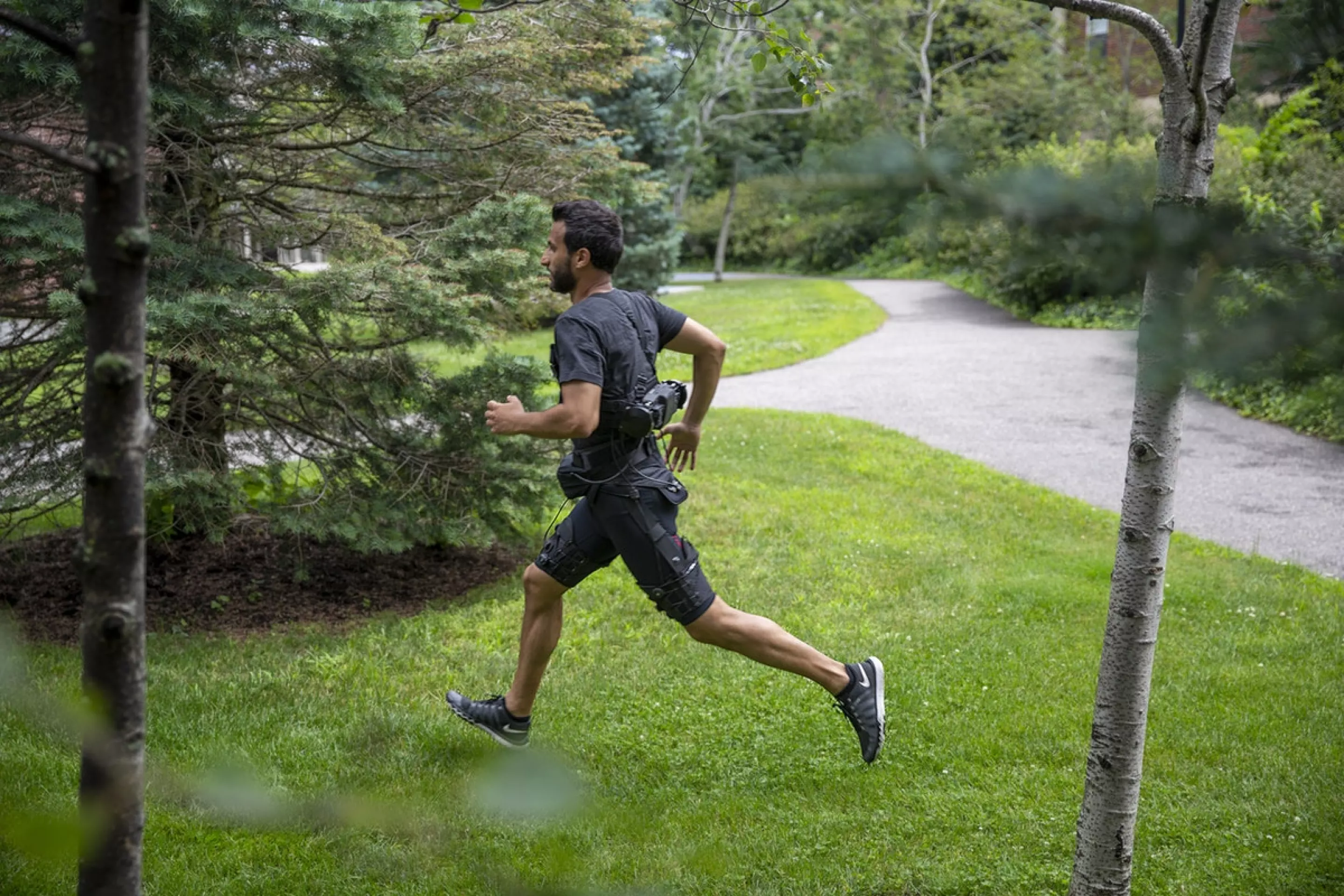 Hip-high soft exosuit provides walk or run assist