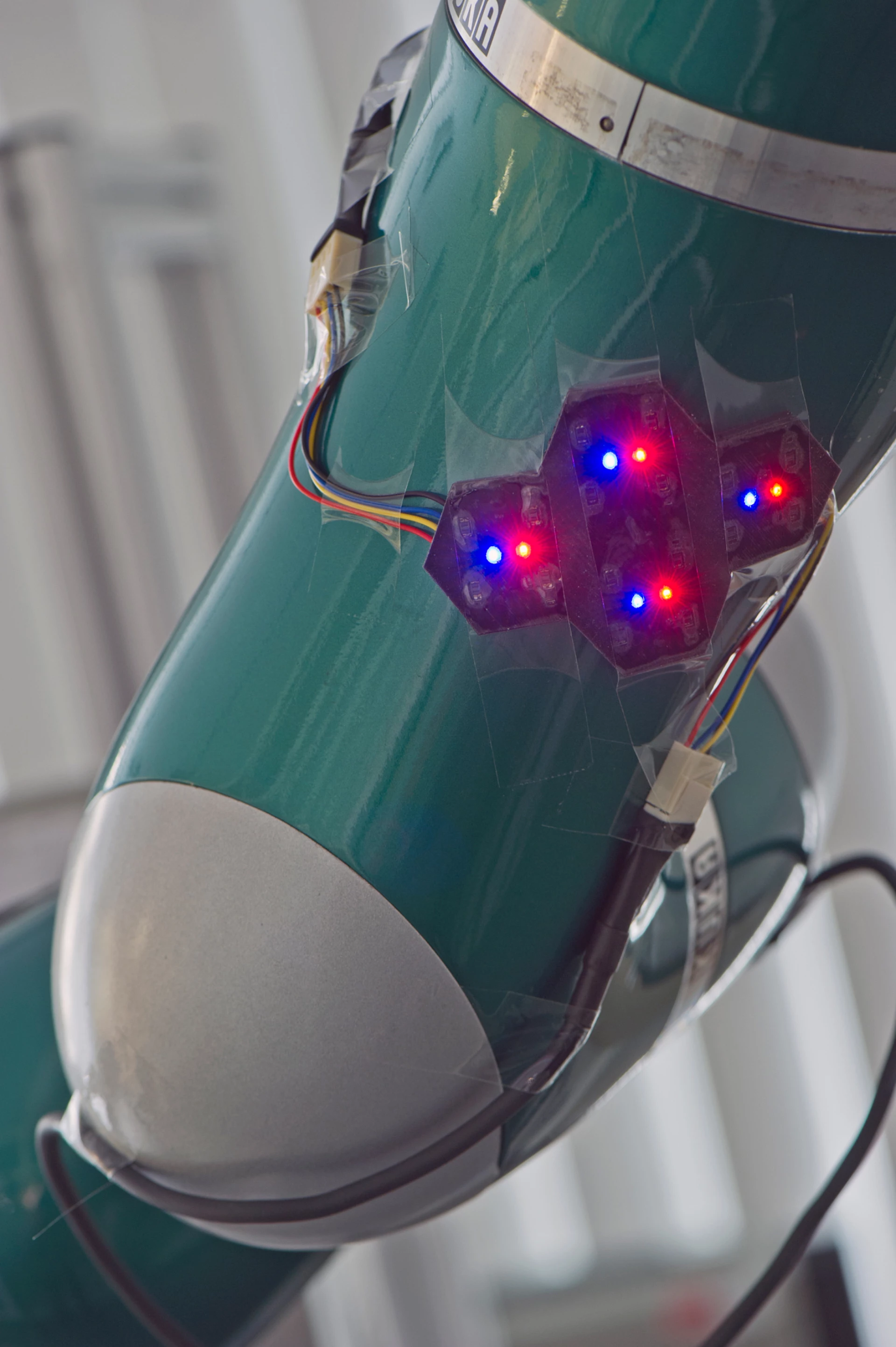 Hexagonal plate skin gives robots sense of touch