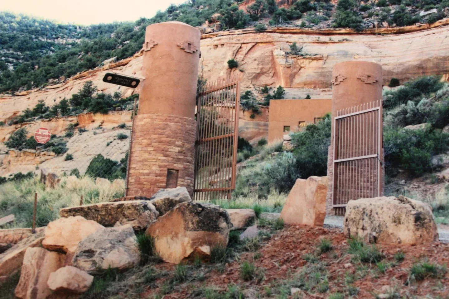 House in a cliff serves as a self-sufficient bolthole