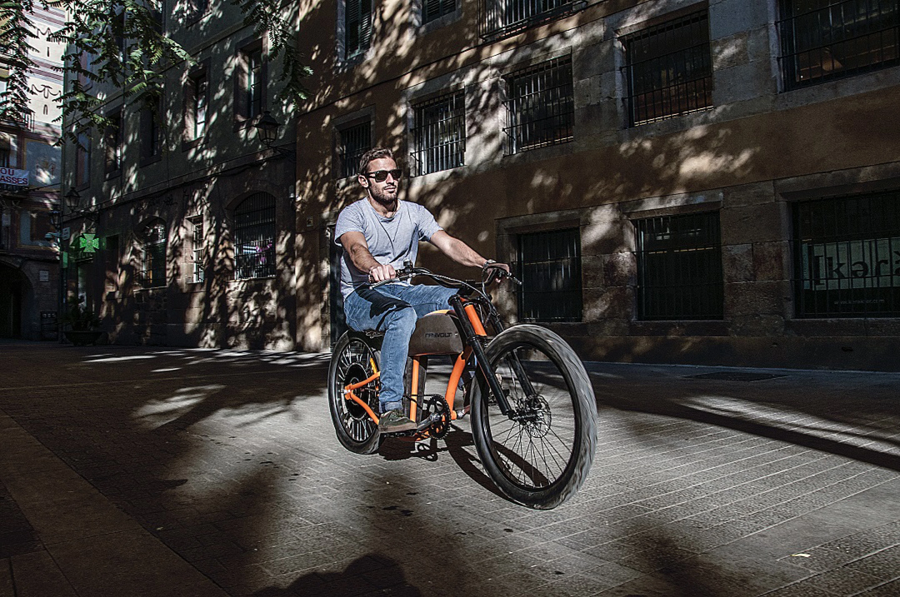 Cruzer e-bike can carry your surfboard to the beach in vintage style