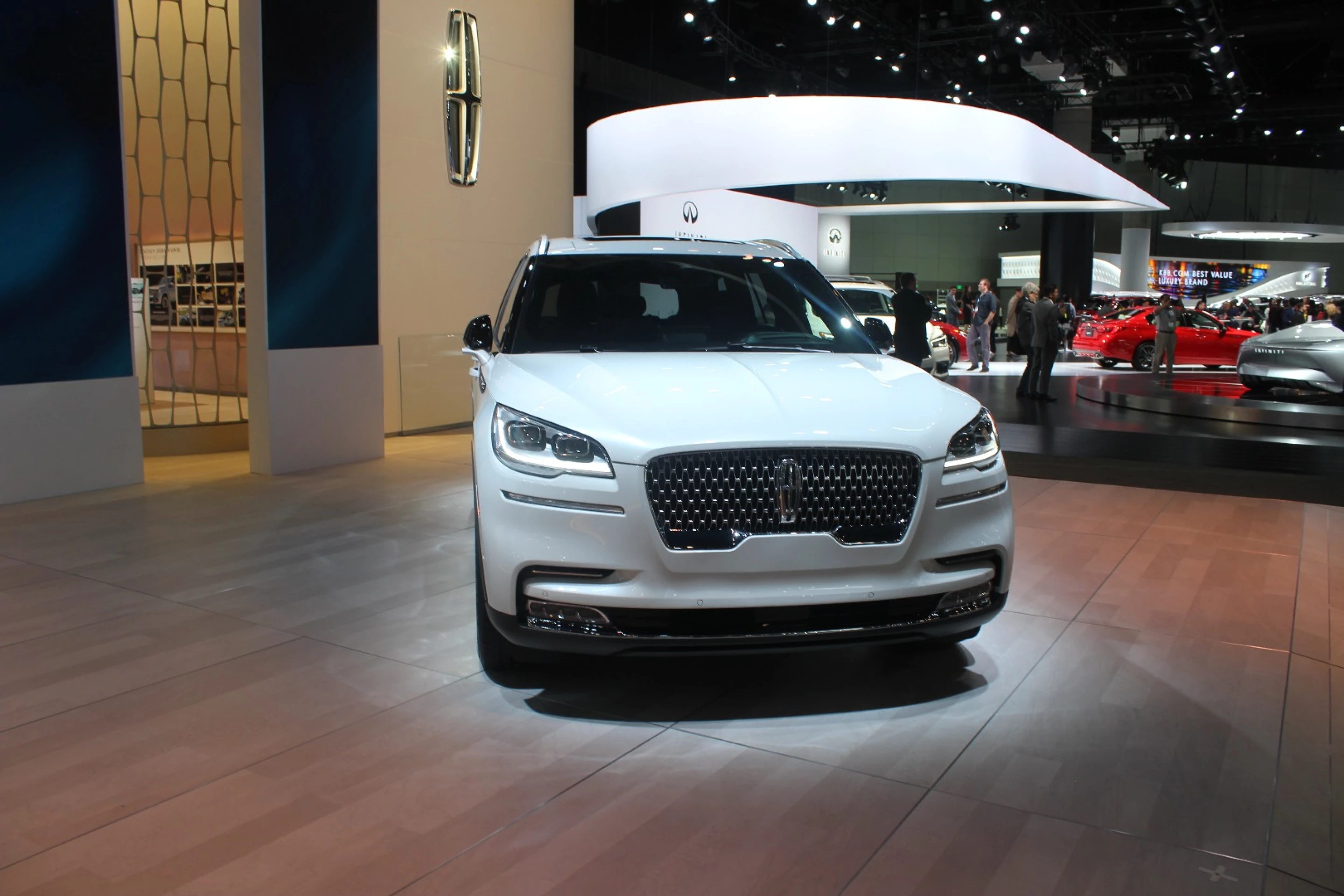 Lincoln sends the Aviator SUV soaring with hybrid tech