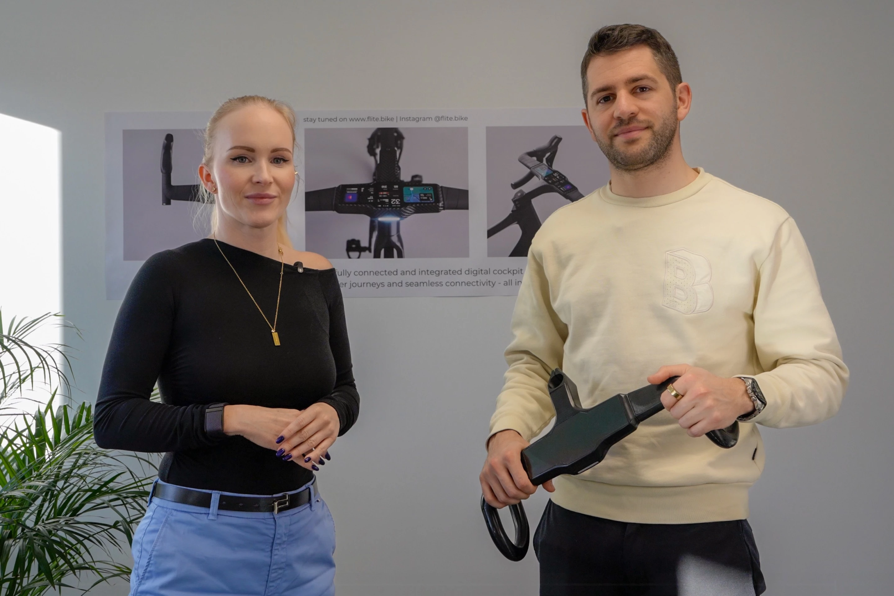 Super-augmented carbon handlebar gives your bike an electronic dashboard