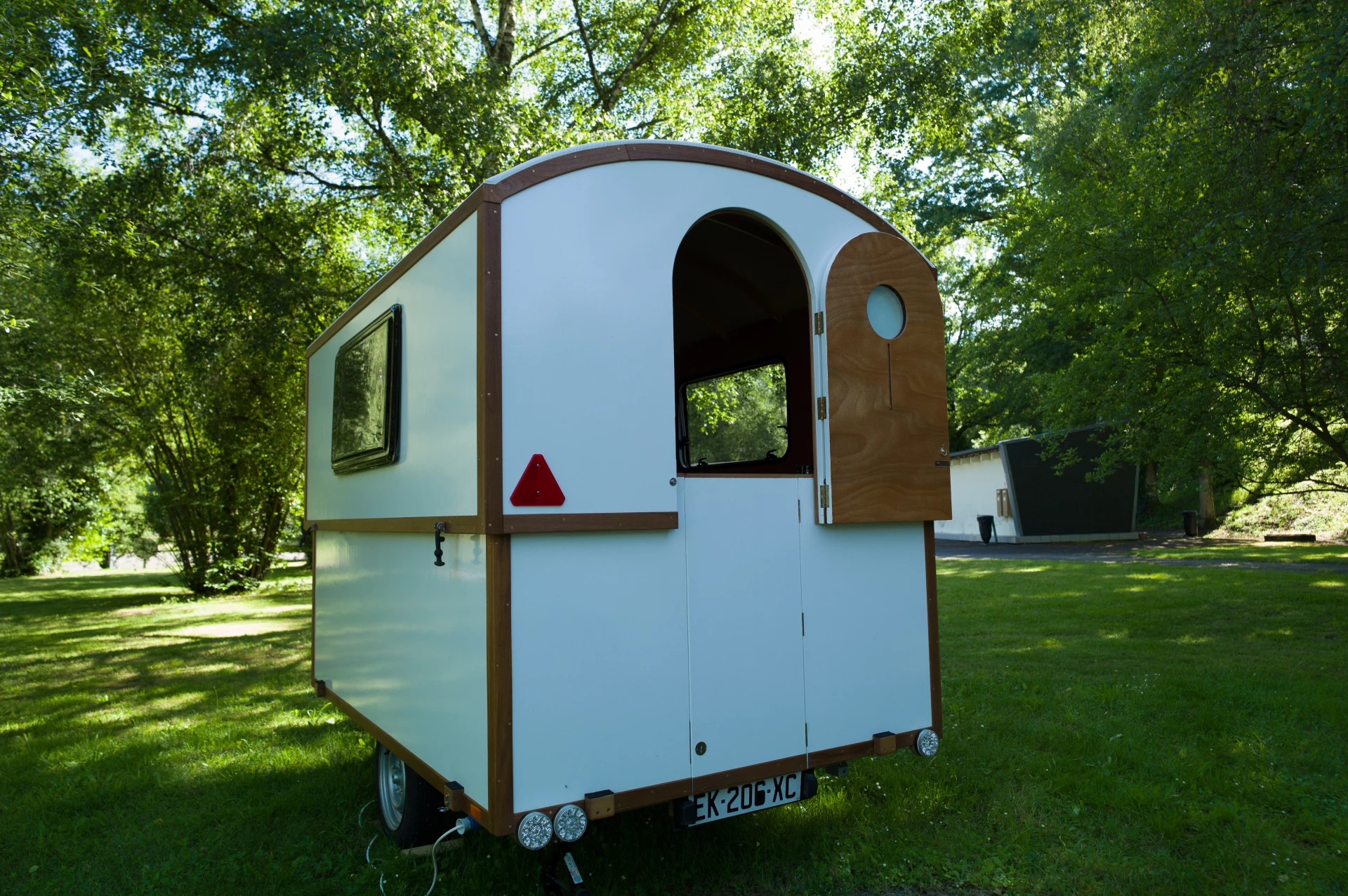 Telescoping wooden caravan raises the roof on small living