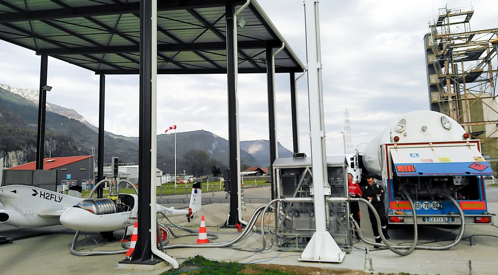 H2Fly's twin-fuselage aircraft makes world-first liquid hydrogen flight