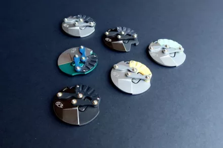 Coin-shaped pocket knife snaps into action
