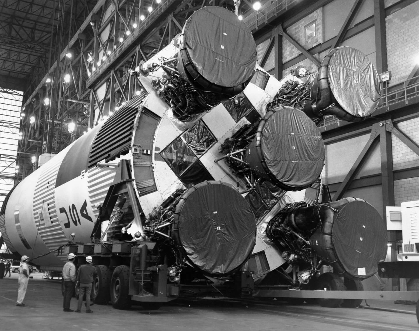 Jeff Bezos recovers Apollo F-1 engines from the ocean floor