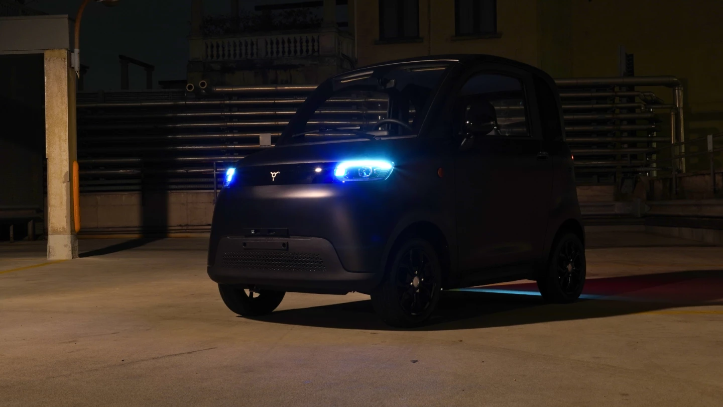 Compact electric runabout can be driven by 14 year-olds