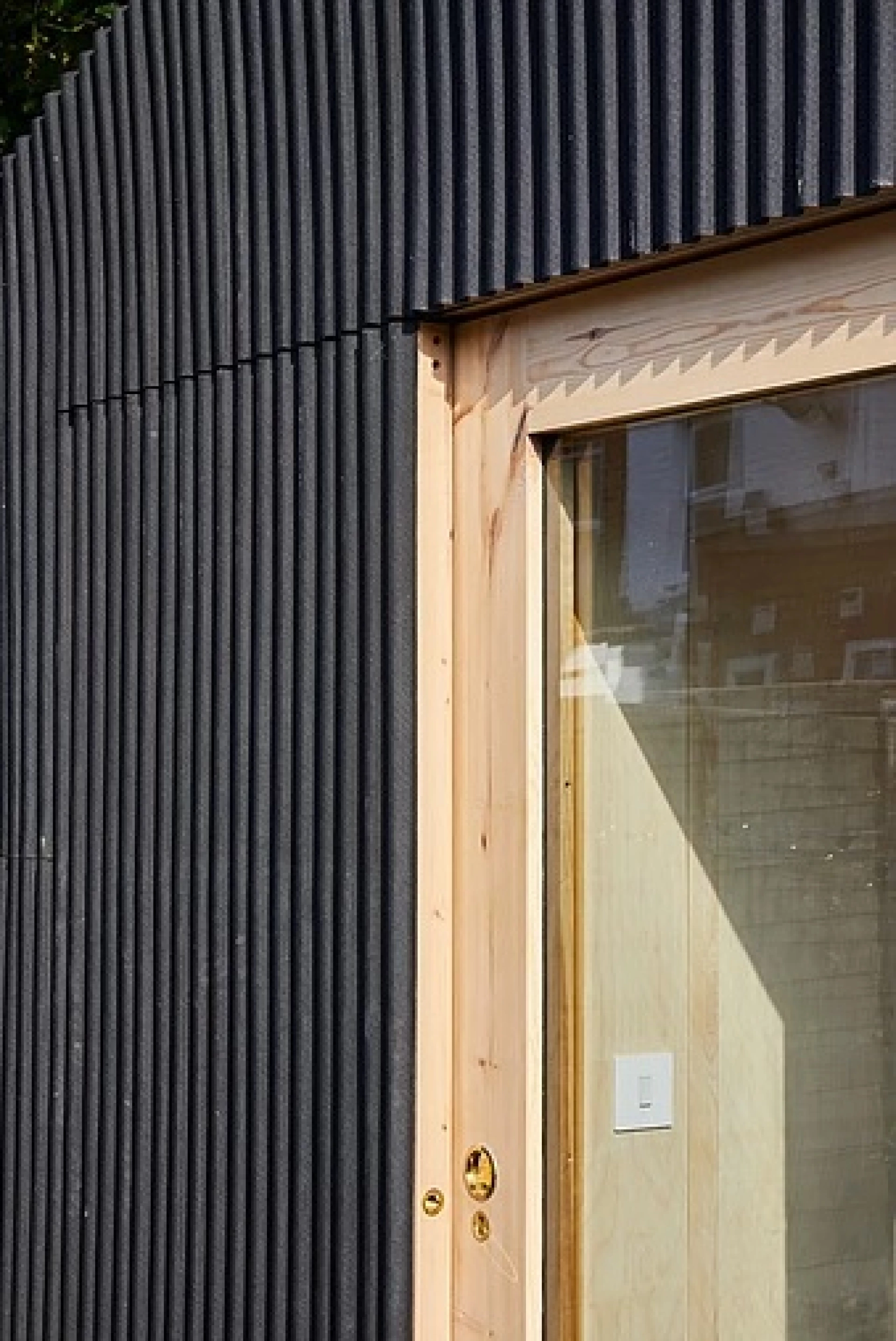 UK architect builds backyard studio for under $15,500