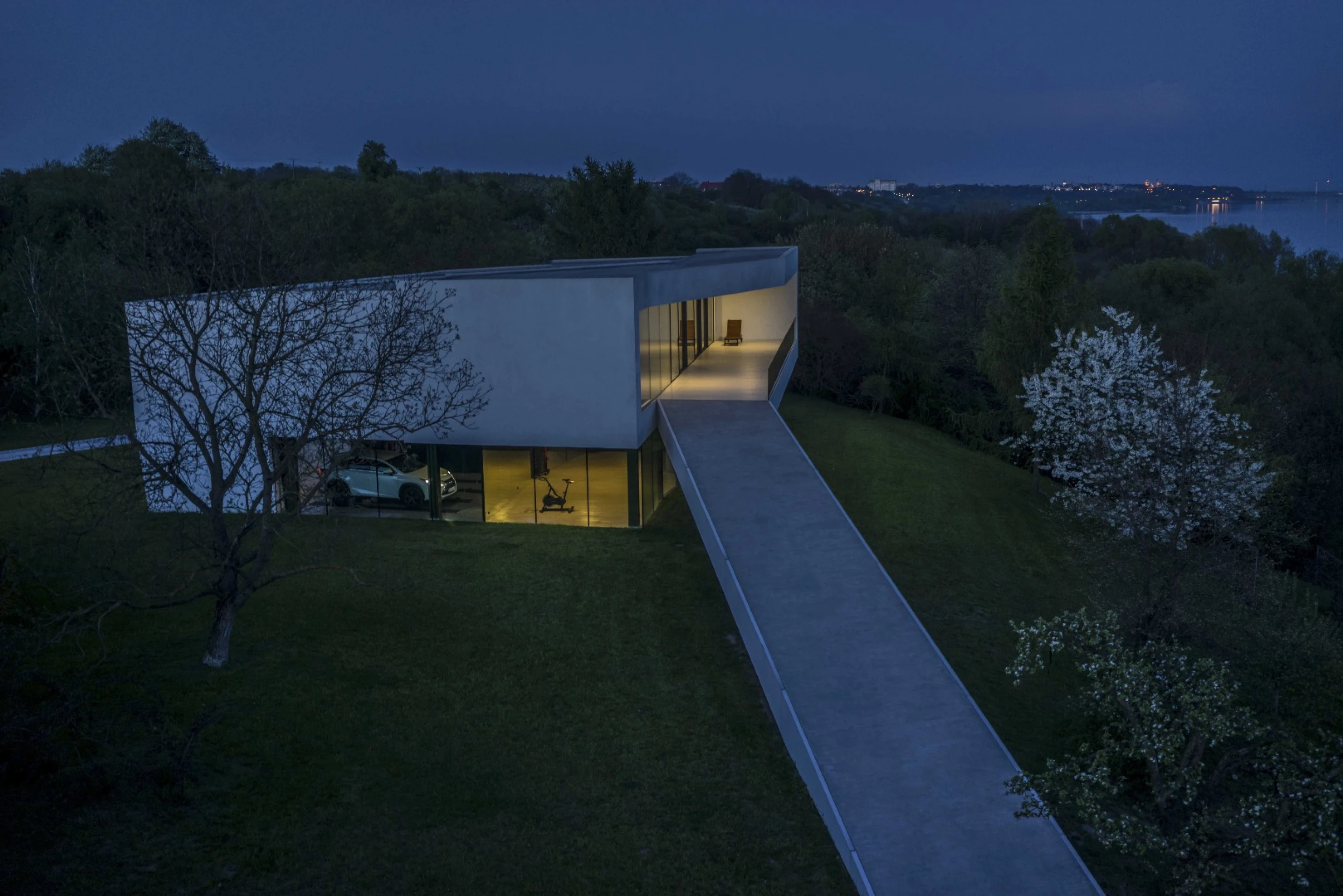 Remarkable By The Way House wraps its residents in a looping driveway