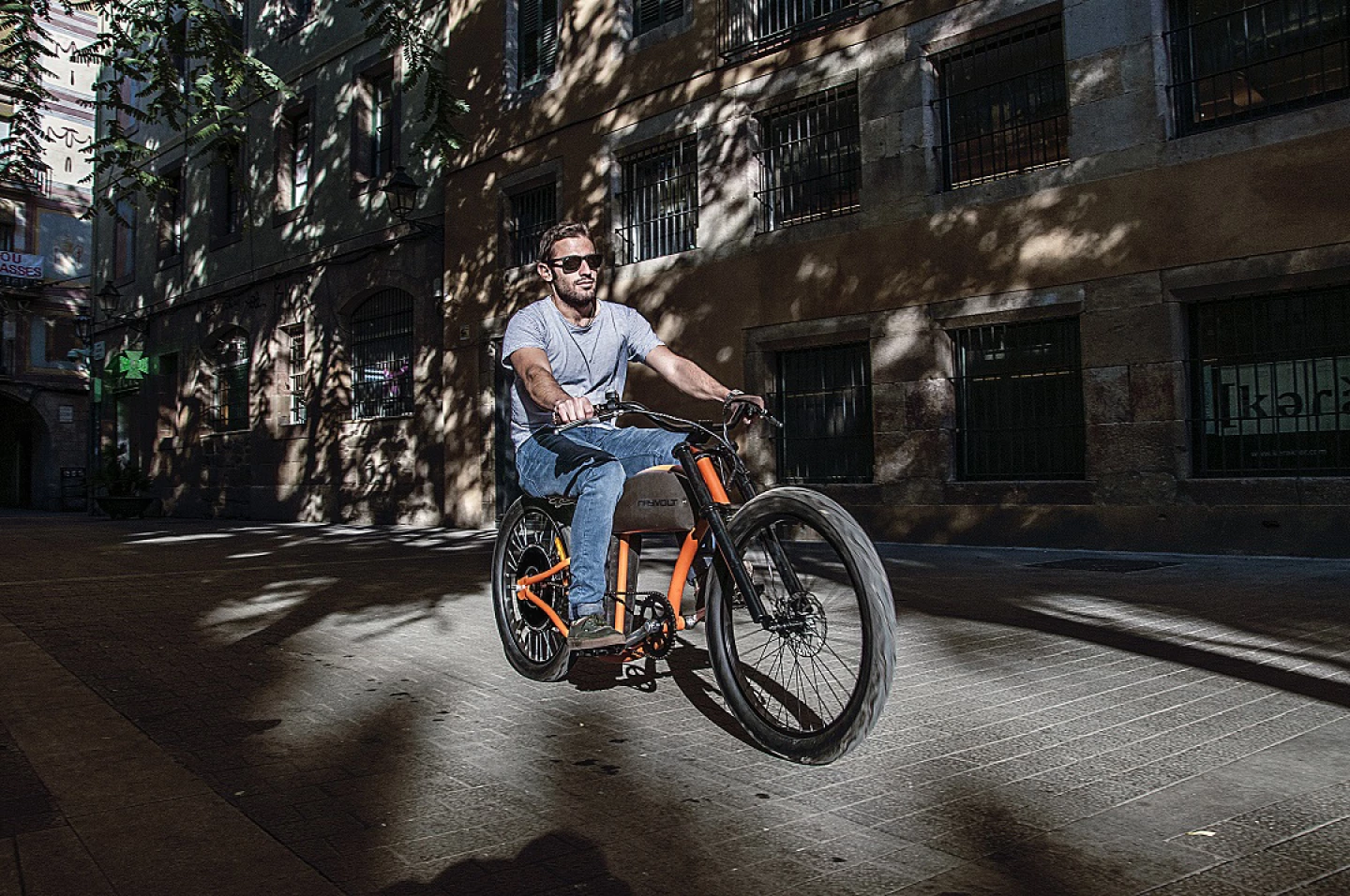 Cruzer e-bike can carry your surfboard to the beach in vintage style