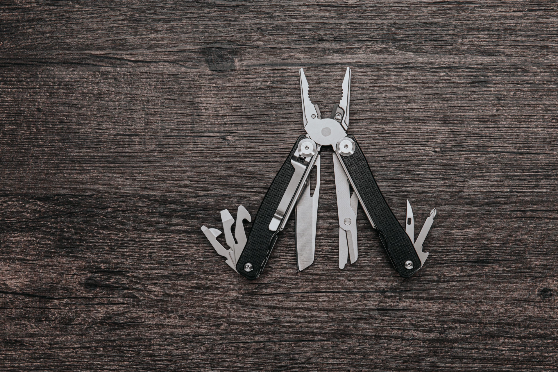 14-in-1 Talos multitool is a budget option for your everyday carry