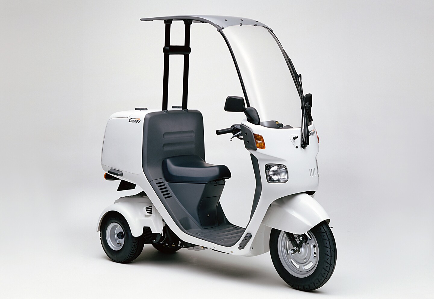 Honda’s 50cc three-wheeled Gyro cargo scooter