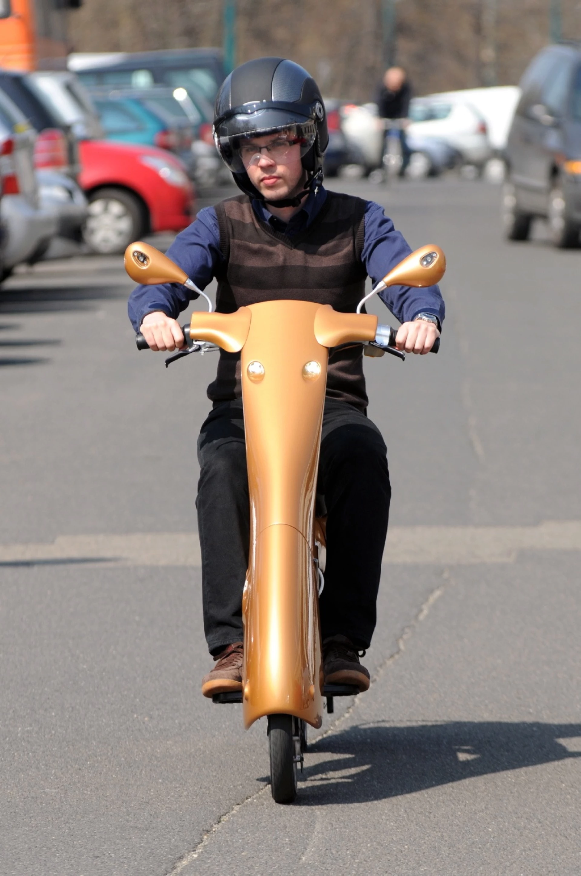 MOVEO electric scooter folds in two, and looks kind of cool