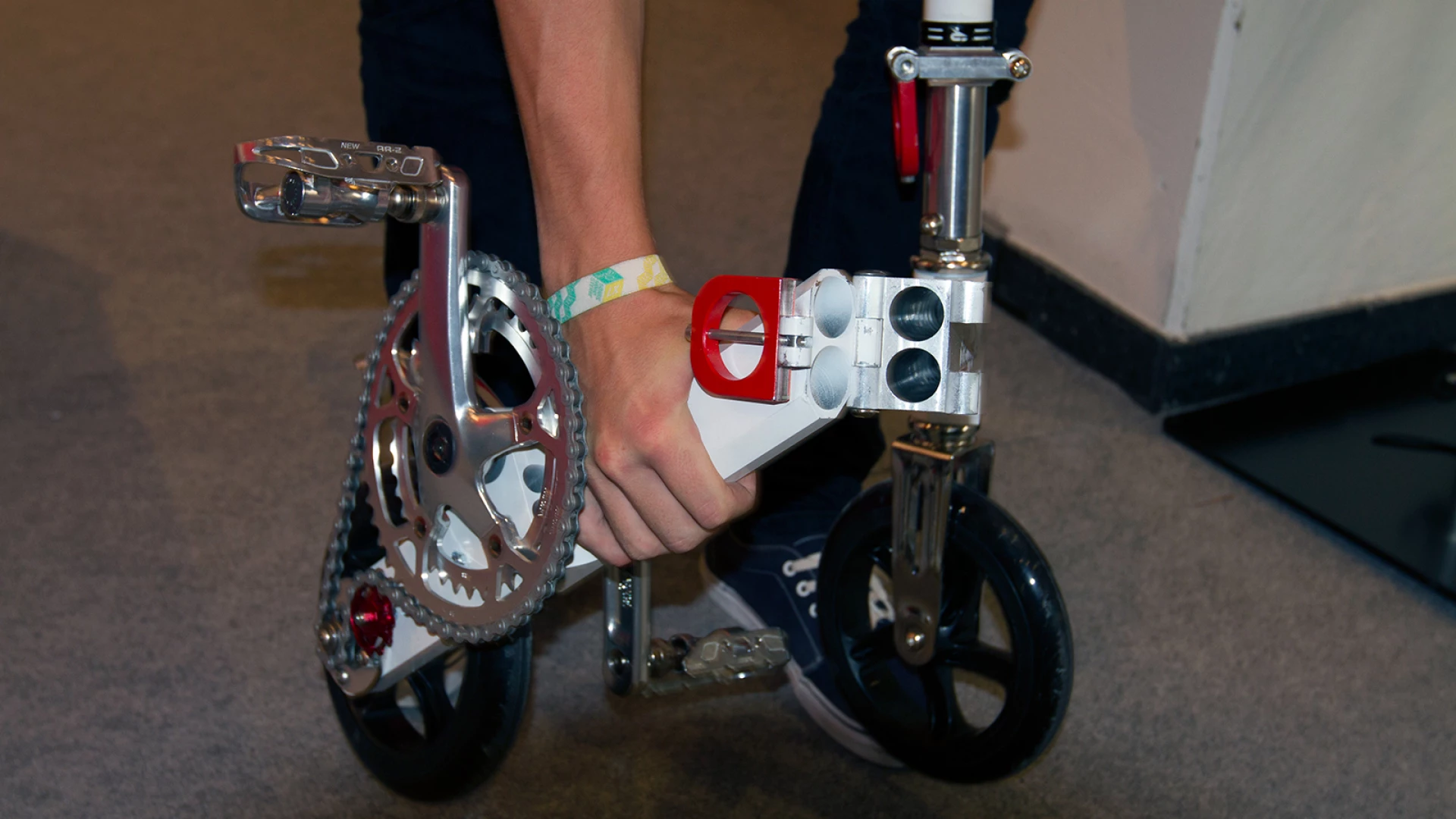 Kwiggle Bike claims world’s most compact folding bike crown