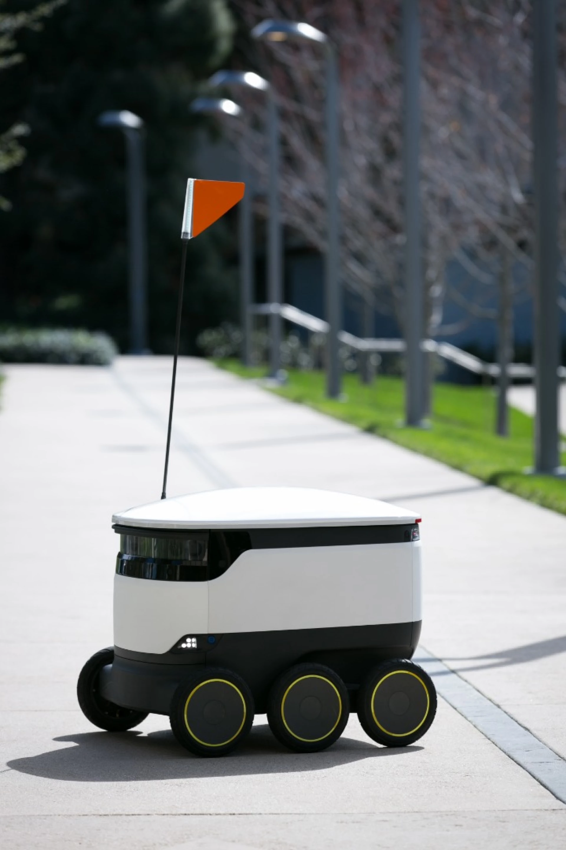Starship's autonomous food-toting robots begin $2 deliveries for hungry ...