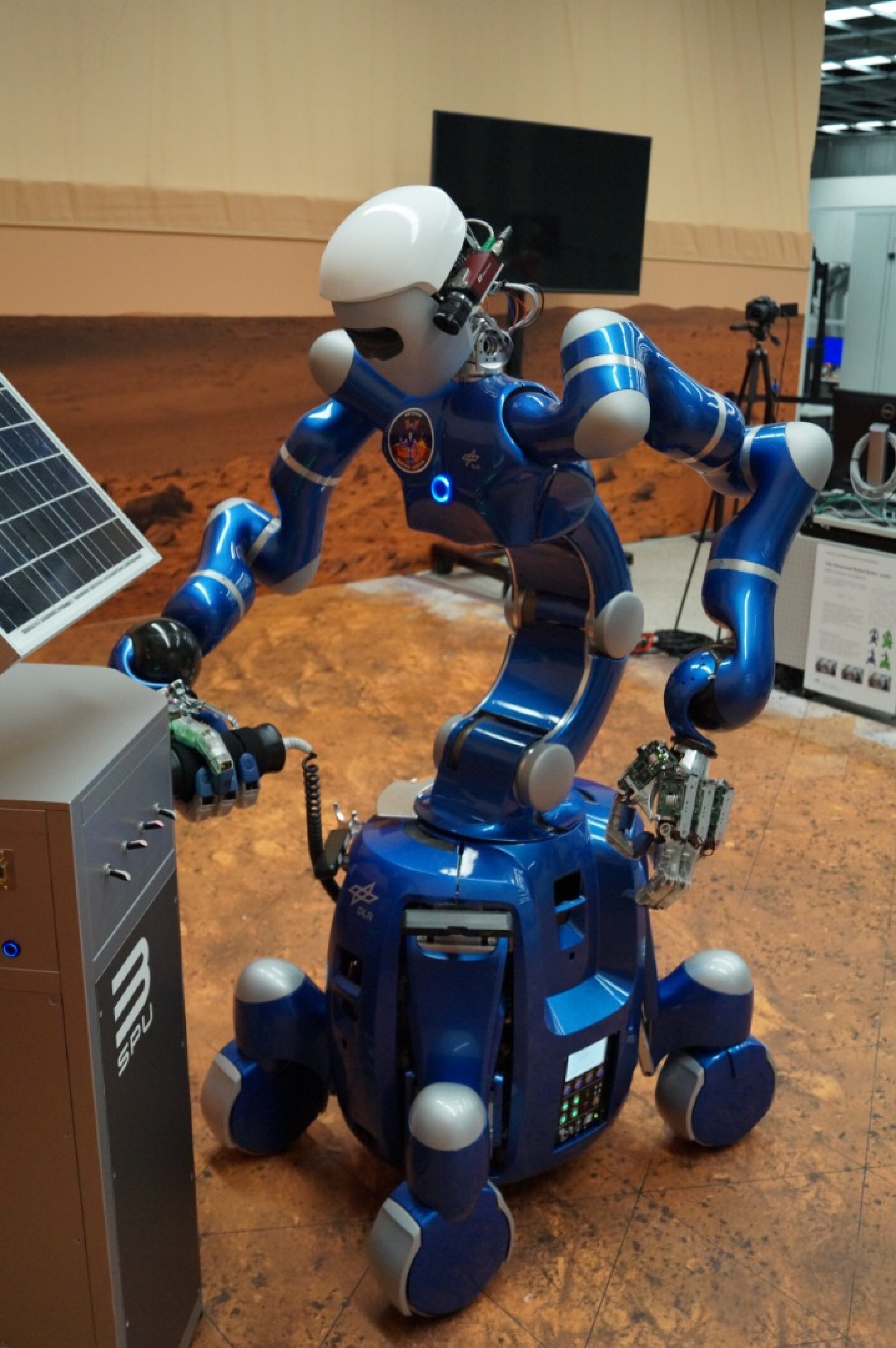 ESA astronaut controls humanoid robot from space station