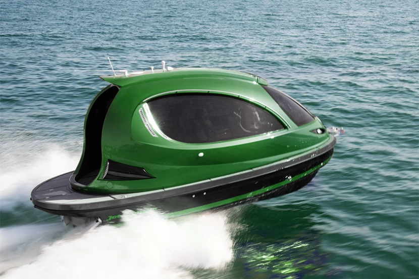 Jet Capsule's Reptile flies on the sea at 50 knots