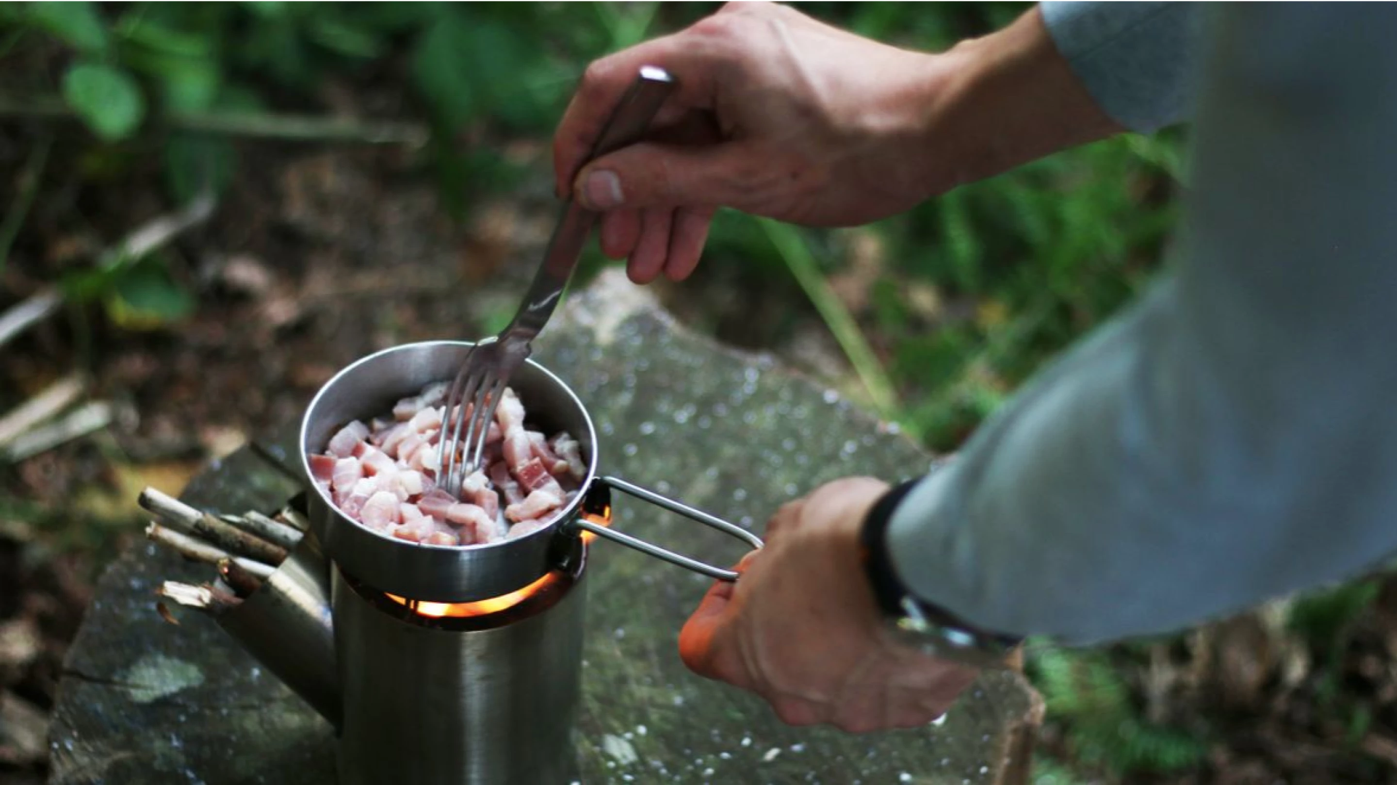 Kombuis portable camp stove feeds itself twigs for fuel