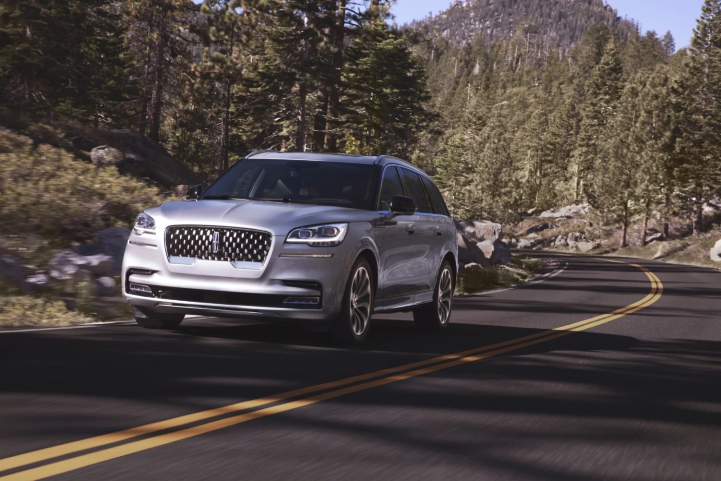 Lincoln sends the Aviator SUV soaring with hybrid tech