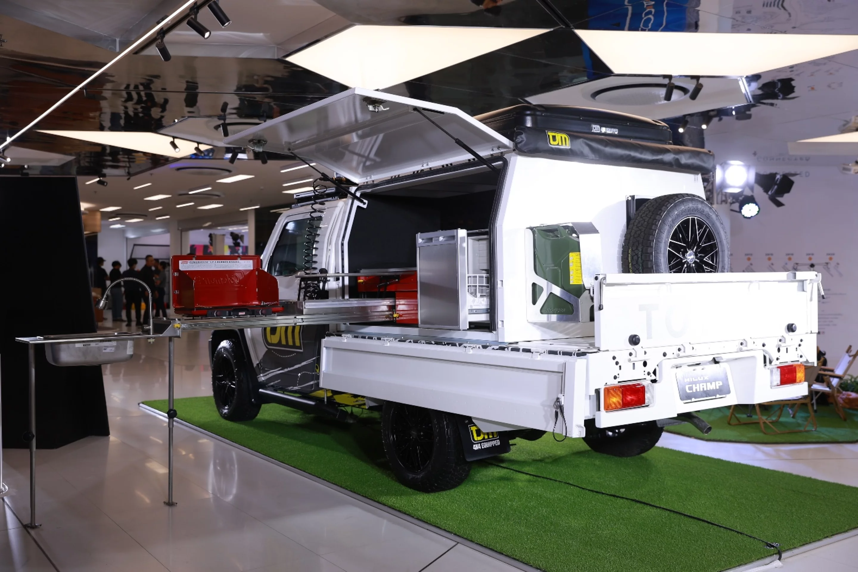 Toyota IMV Origin tiny ultra-modular pickup truck concept