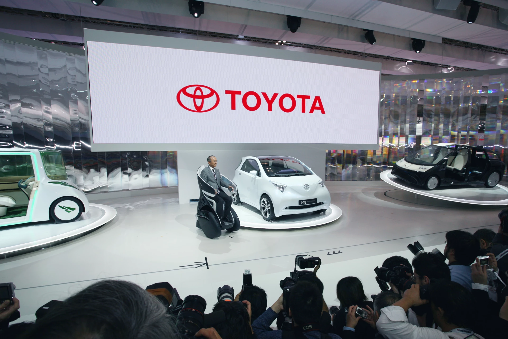Toyota shows the i-Road – a fully-enclosed, tilting, electric three ...