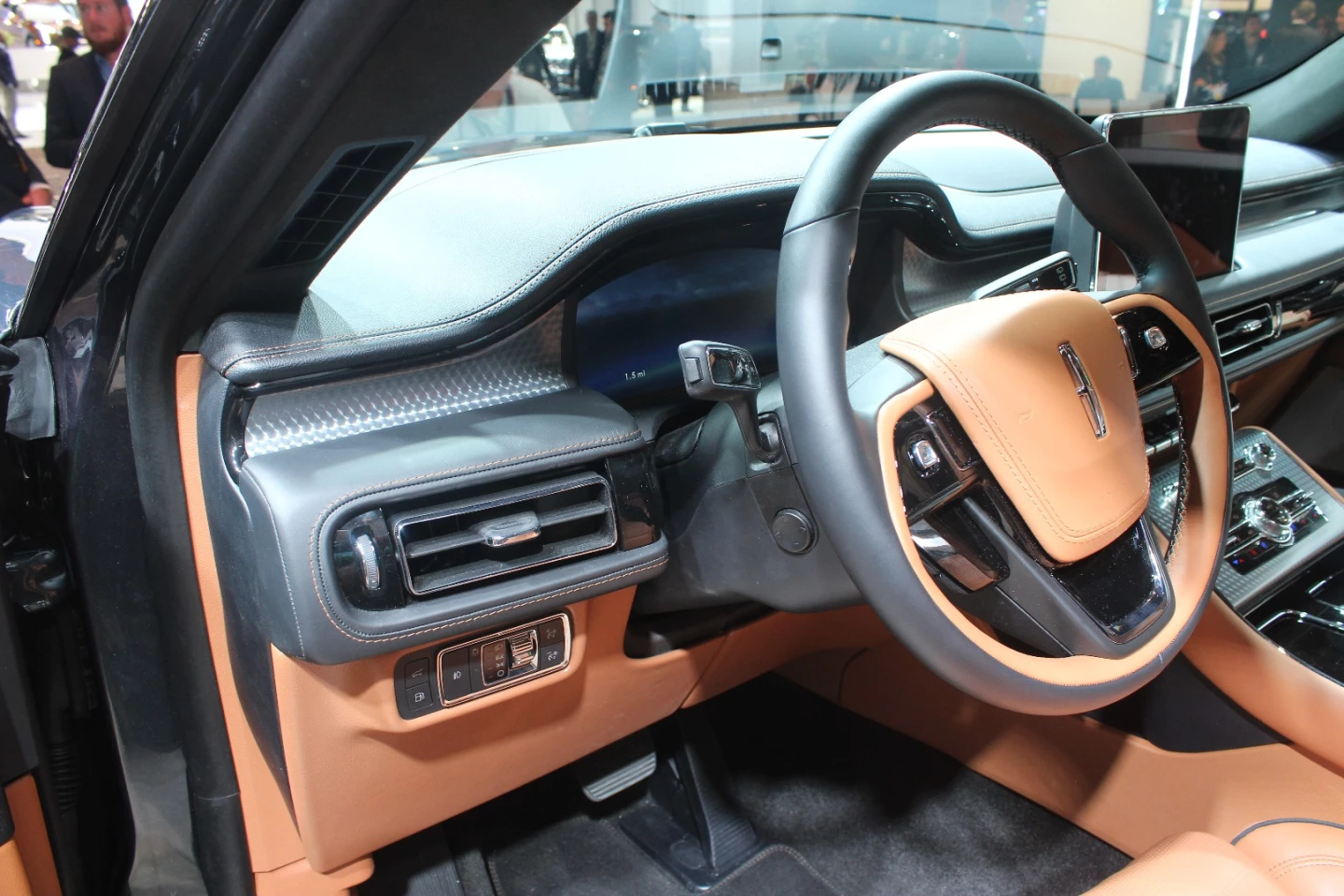 Lincoln sends the Aviator SUV soaring with hybrid tech