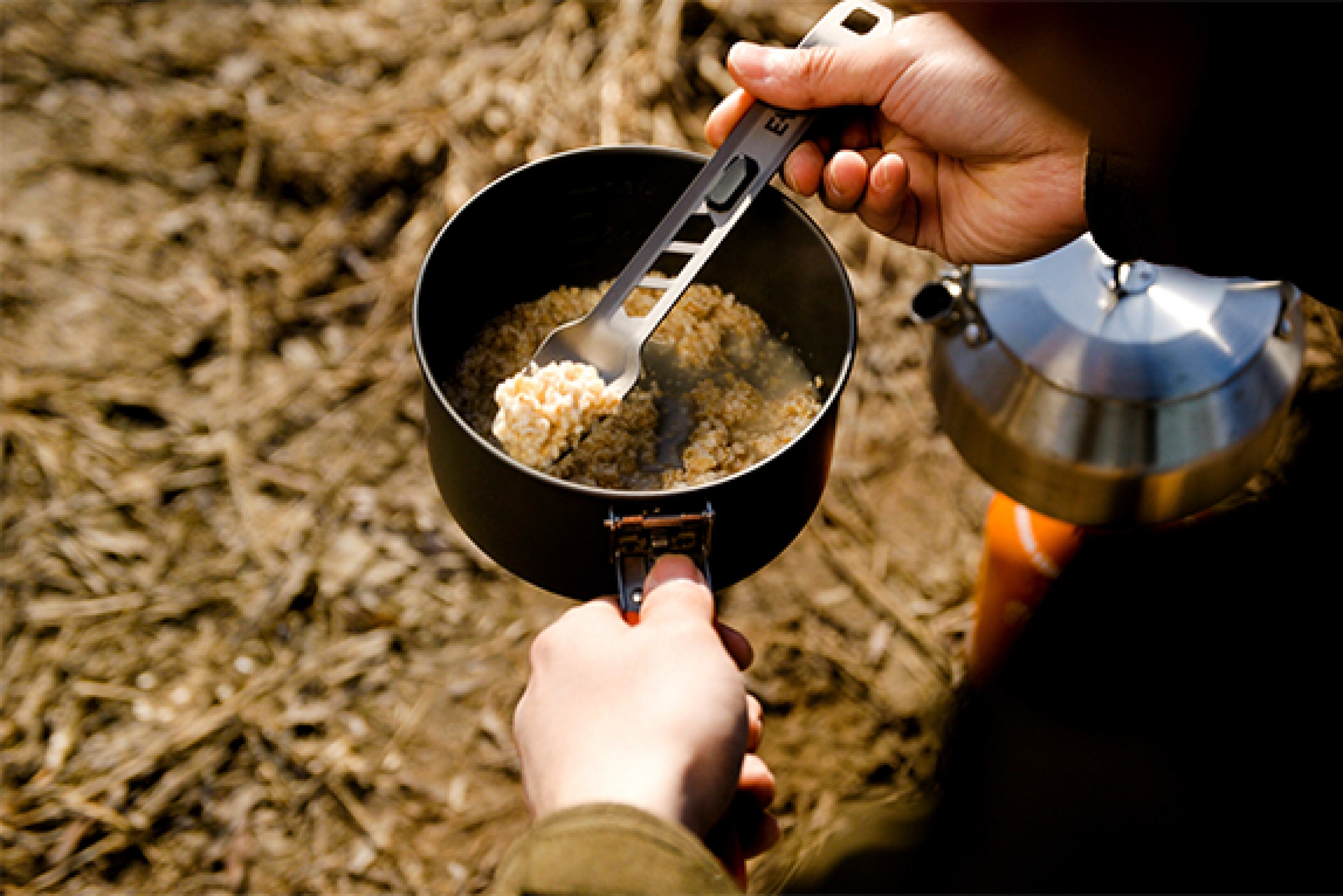 Magnetic titanium system packs 10 tools into a knife, fork and spoon set